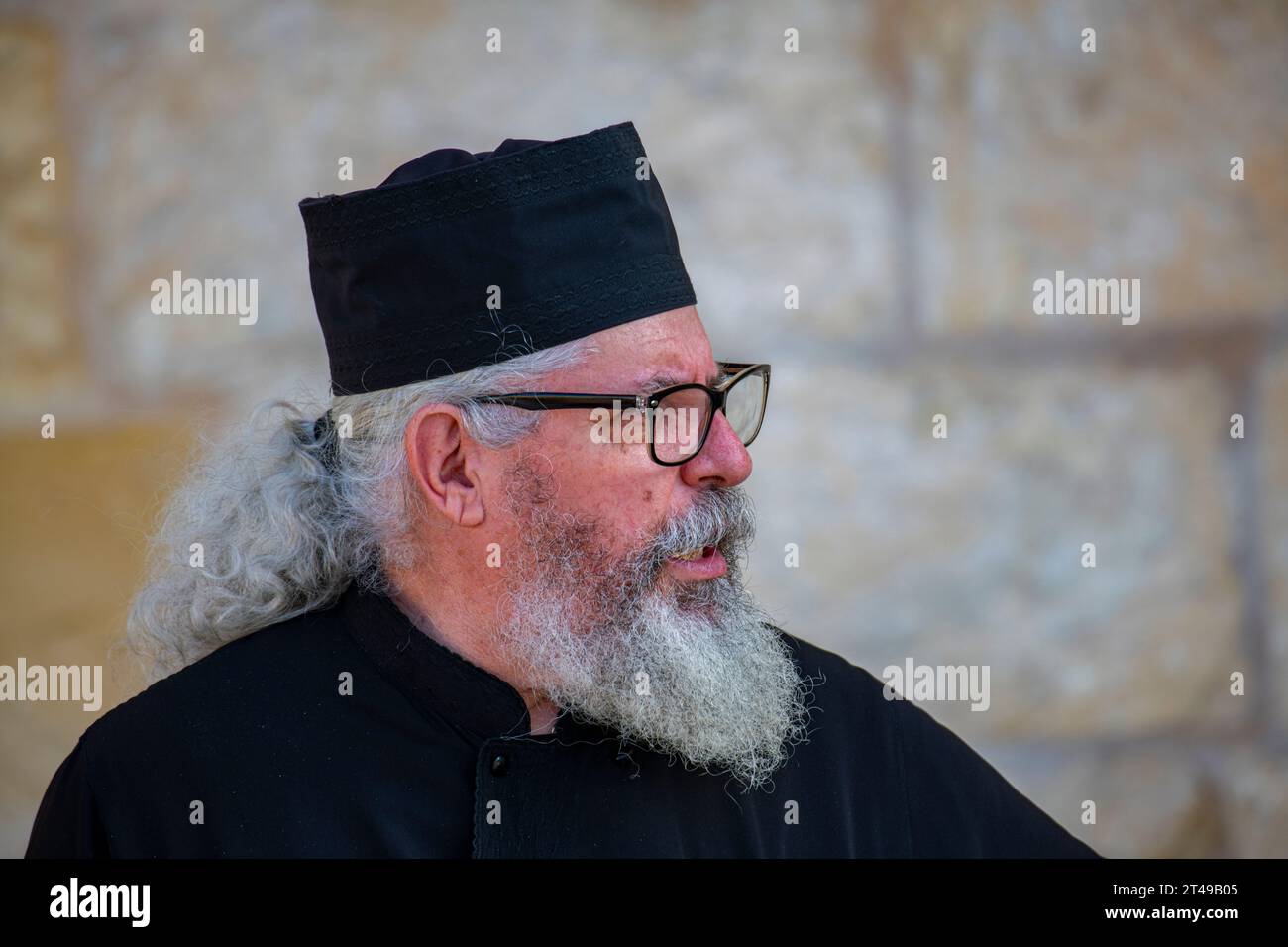 A Greek othodox priest Stock Photo - Alamy