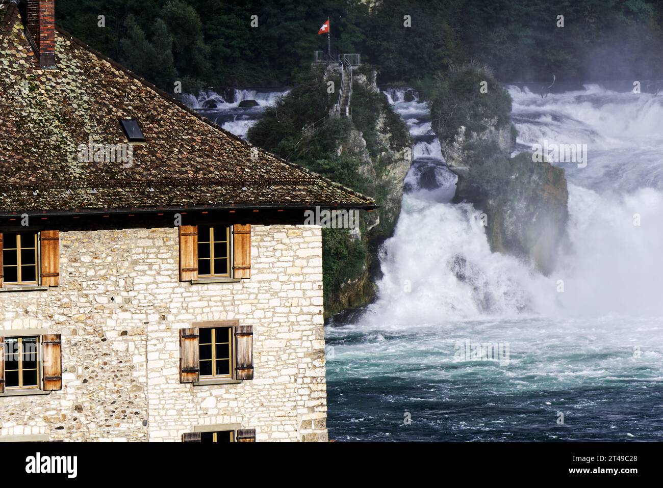 House fall cliff hi-res stock photography and images - Alamy
