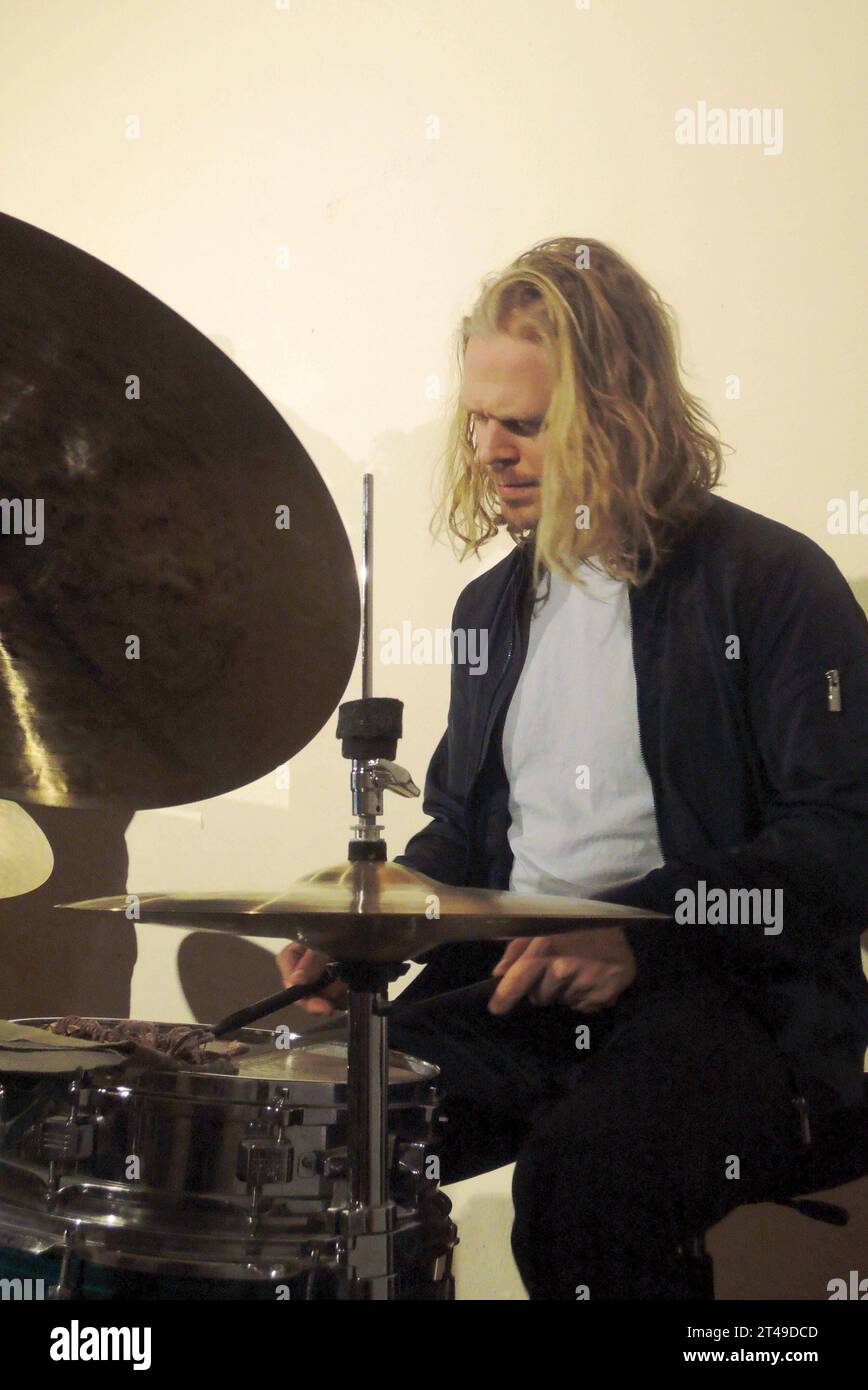 Der Schweizer Jazz-Schlagzeuger Samuel Büttiker im Alten Bahnhof Essen ...