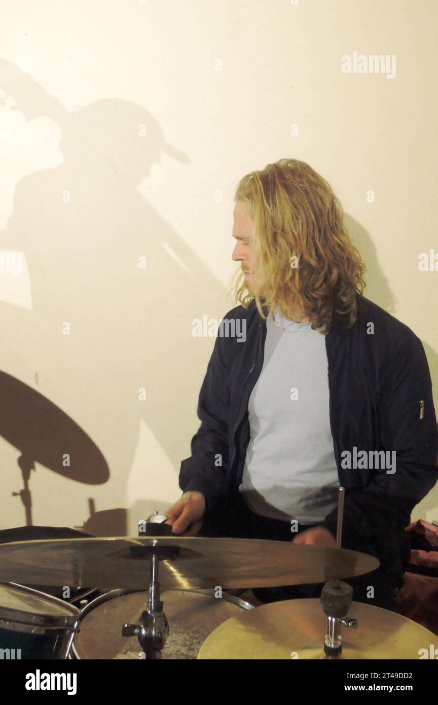 Der Schweizer Jazz-Schlagzeuger Samuel Büttiker im Alten Bahnhof Essen ...