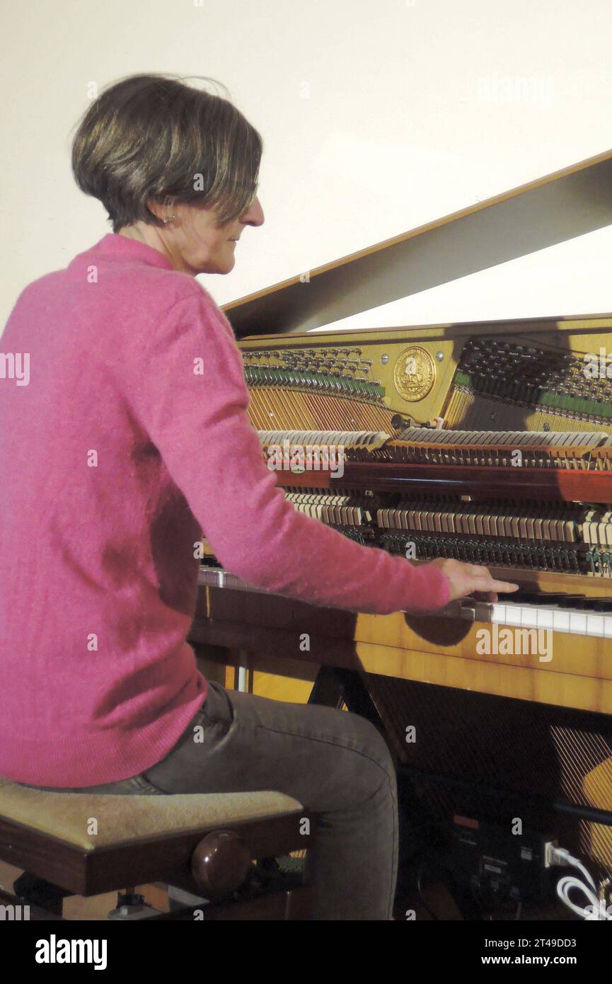 Die Schweizer Jazz-Pianistin Gisela Horat im Alten Bahnhof Essen ...