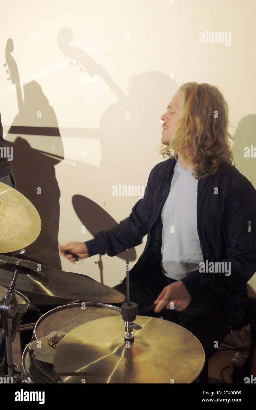 Der Schweizer Jazz-Schlagzeuger Samuel Büttiker im Alten Bahnhof Essen ...