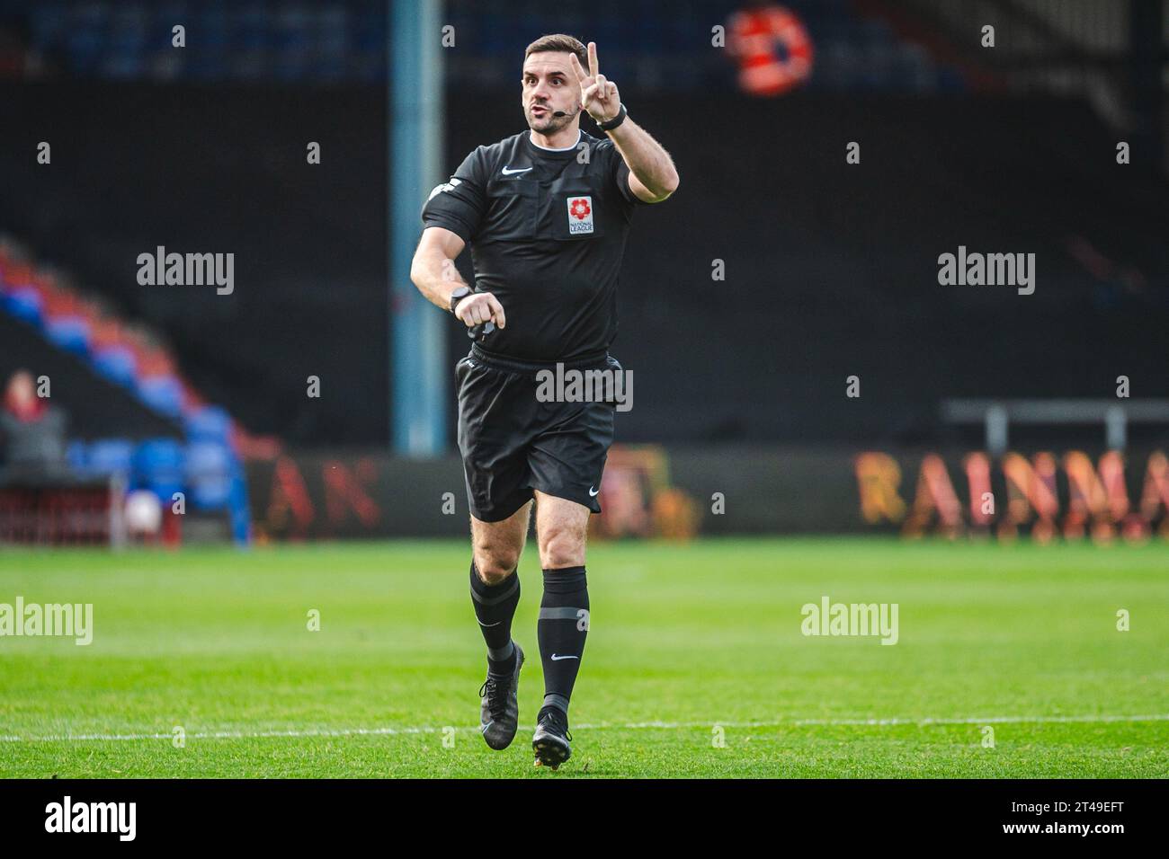 Vanarama national league referee hi-res stock photography and images ...