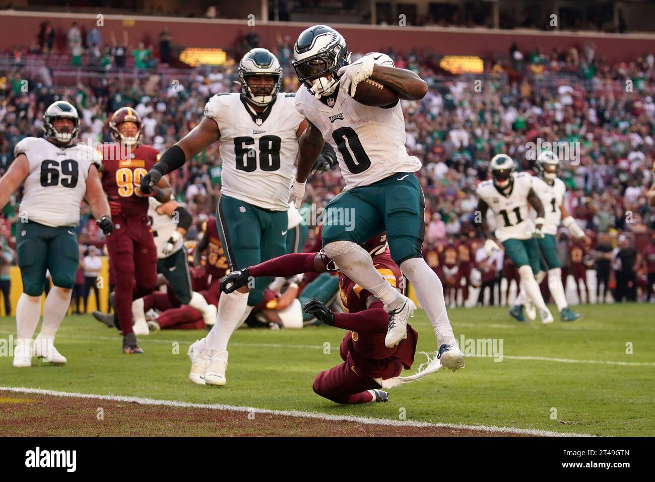 Philadelphia Eagles running back D'Andre Swift (0) scores on Washington ...