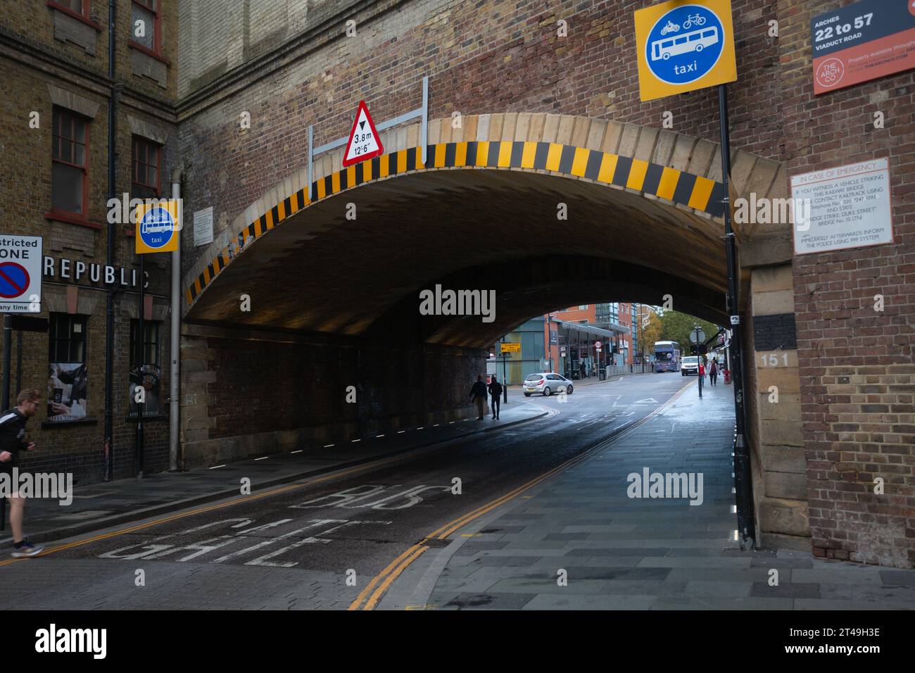 Pedestrians walking near corner hi-res stock photography and images - Alamy