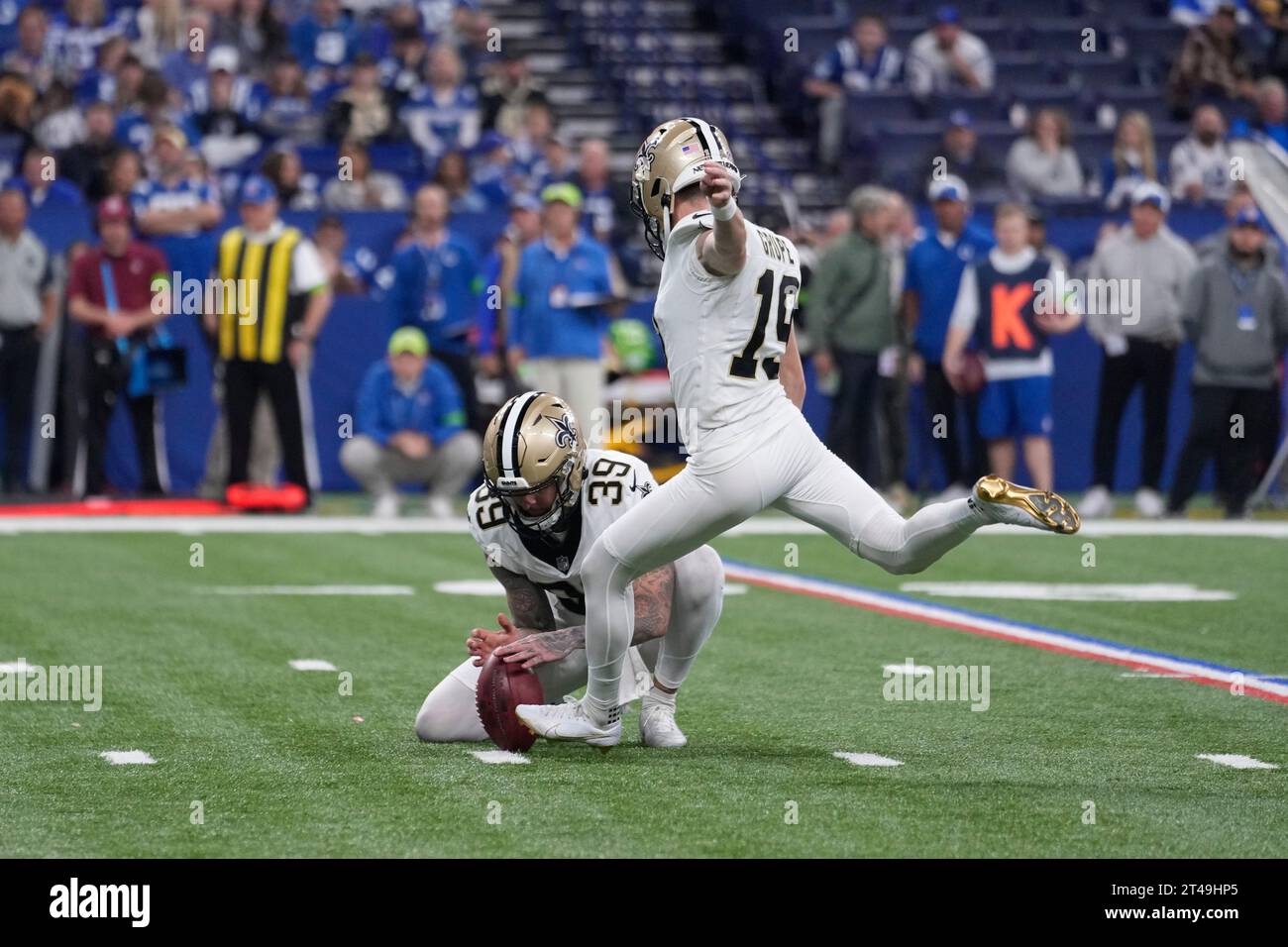New Orleans Saints place-kicker Blake Grupe (19) kicks a 27-yard field ...