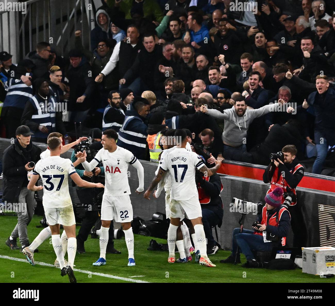 LONDON, ENGLAND - OCTOBER 27: Tottenham Hotspur players celebrates ...