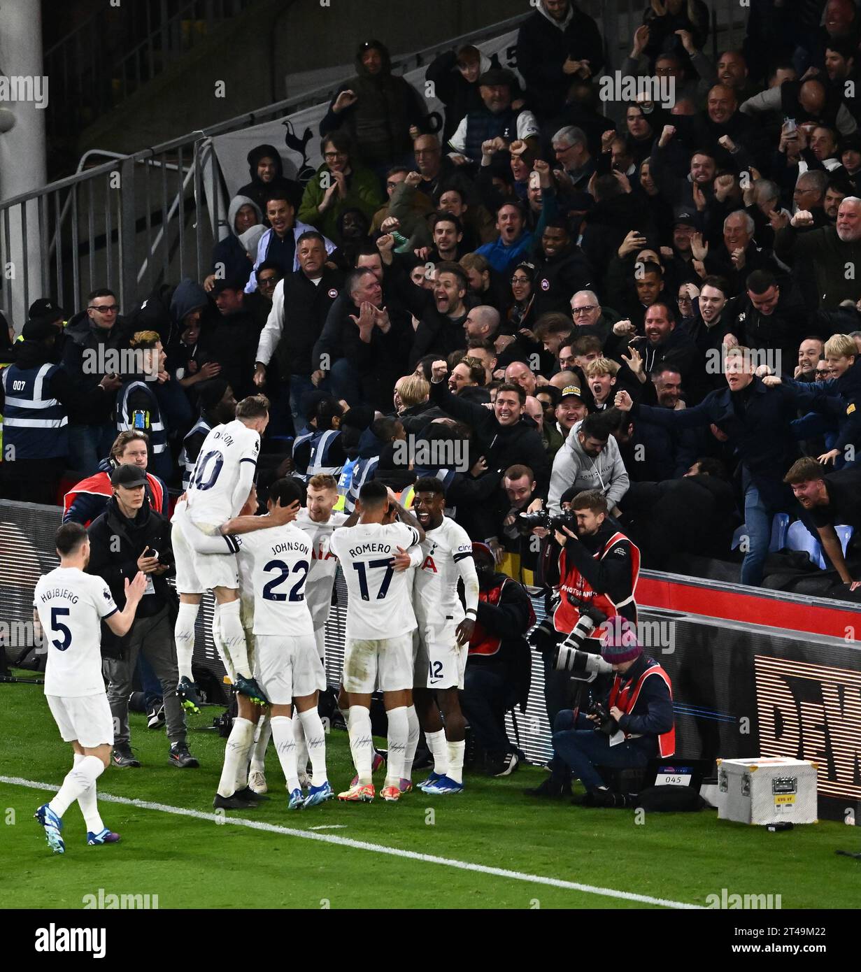LONDON, ENGLAND - OCTOBER 27: Tottenham Hotspur players celebrates ...