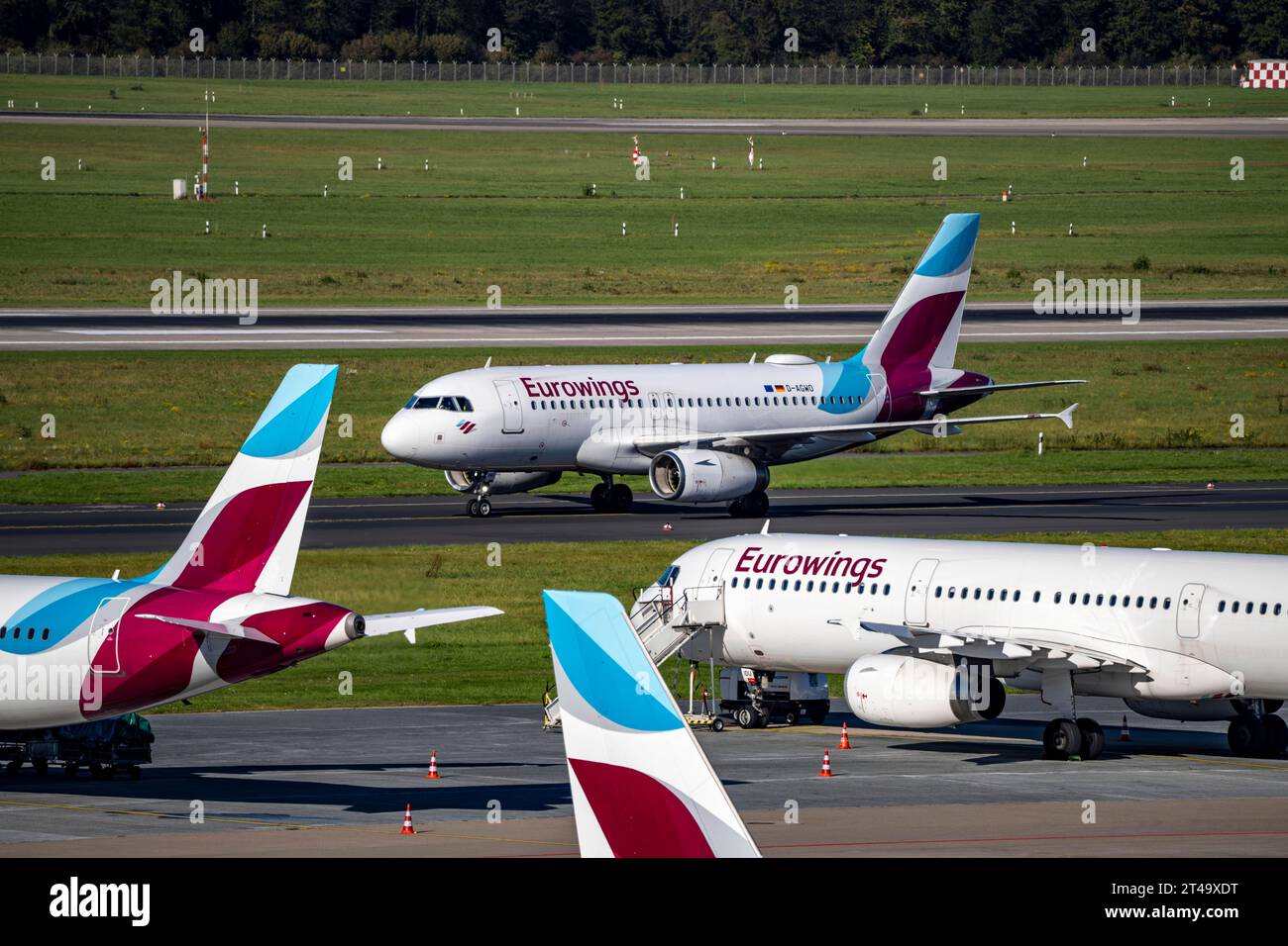 Flughafen Düsseldorf, Eurowings Flieger, auf dem Taxiway und ...