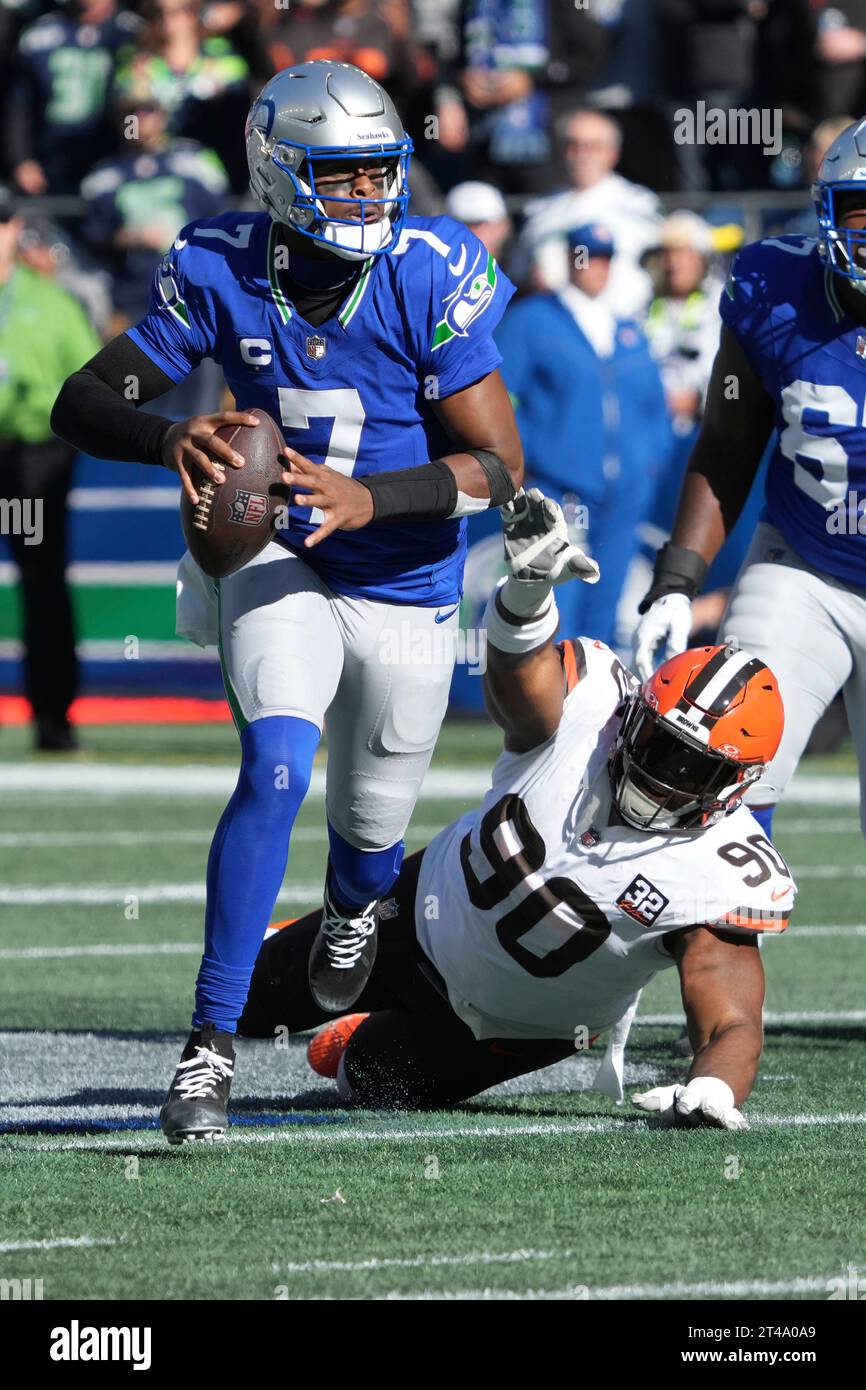 Cleveland Browns defensive tackle Maurice Hurst II (90) reaches for ...