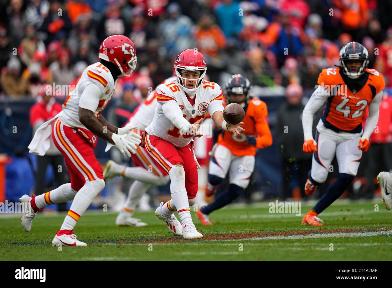 Kansas City Chiefs quarterback Patrick Mahomes (15) tosses to wide ...