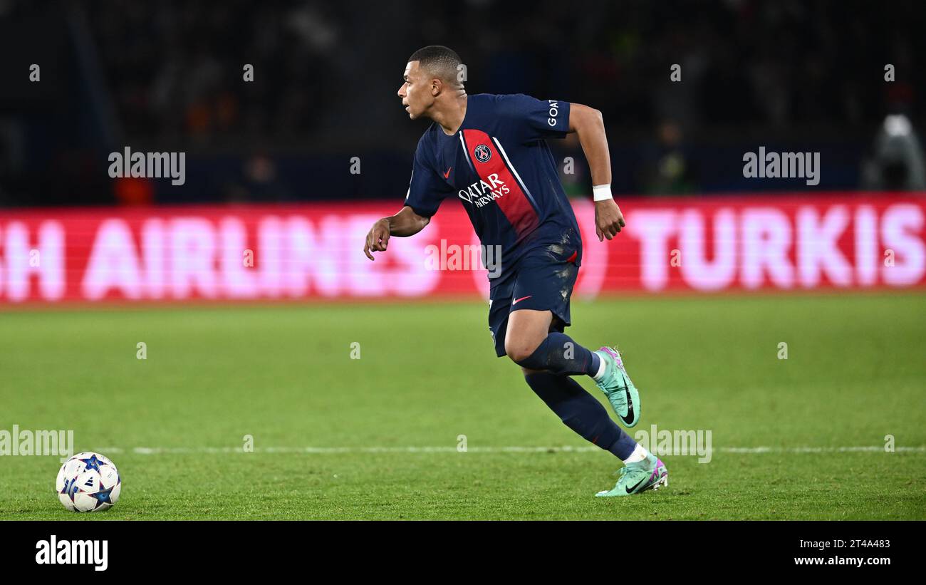 PARIS, FRANCE - OCTOBER 25: Kylian Mbappe of Paris Saint-Germain ...