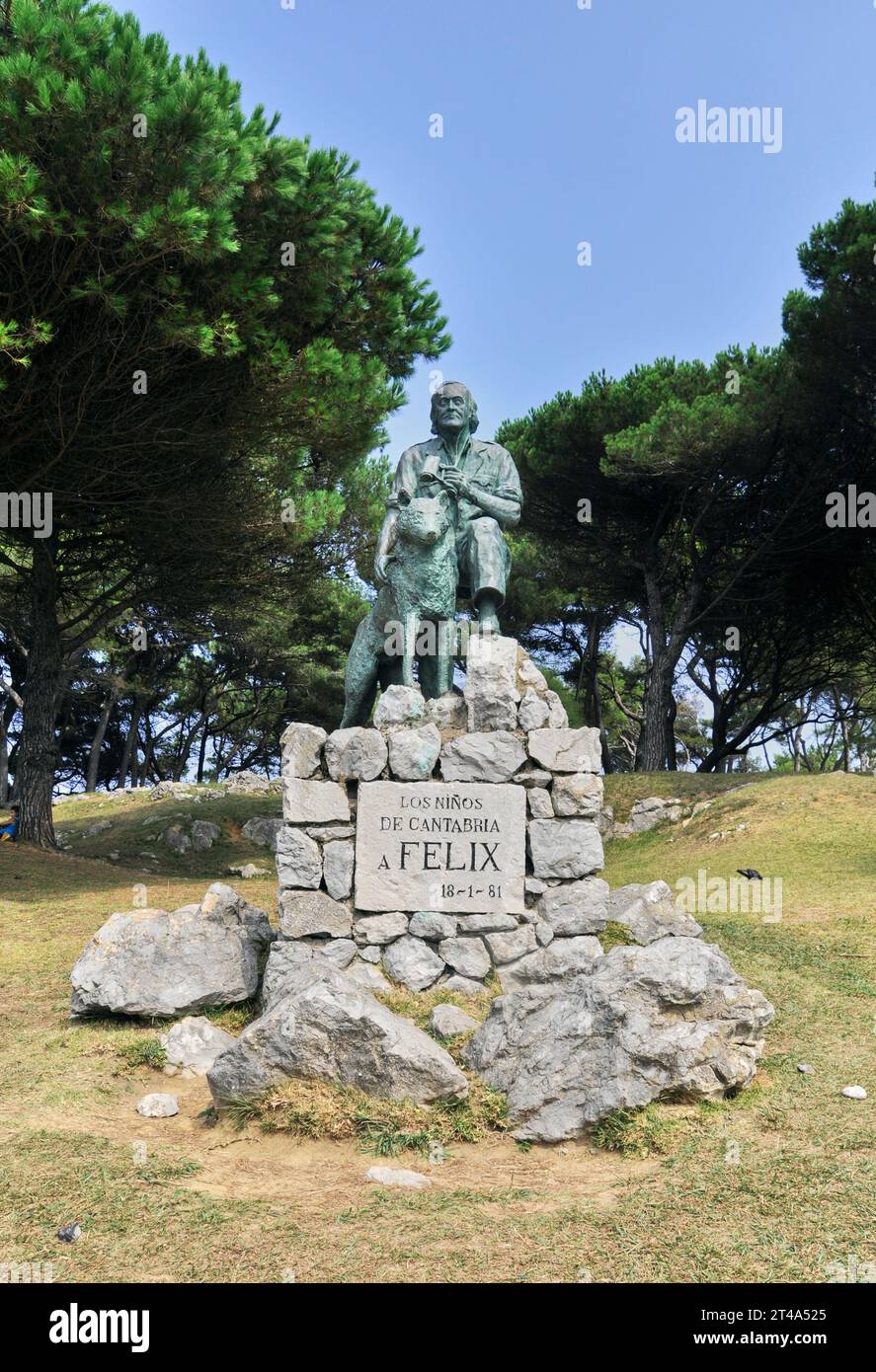 The statue of Spanish naturalist Félix Rodríguez de la Fuente at the ...