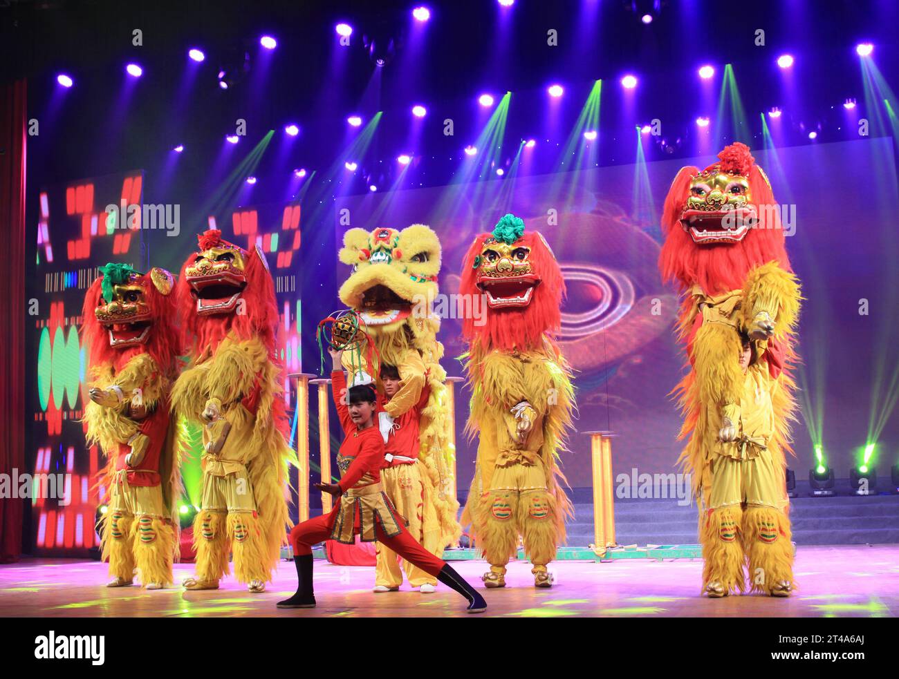Lion dance history hi-res stock photography and images - Alamy