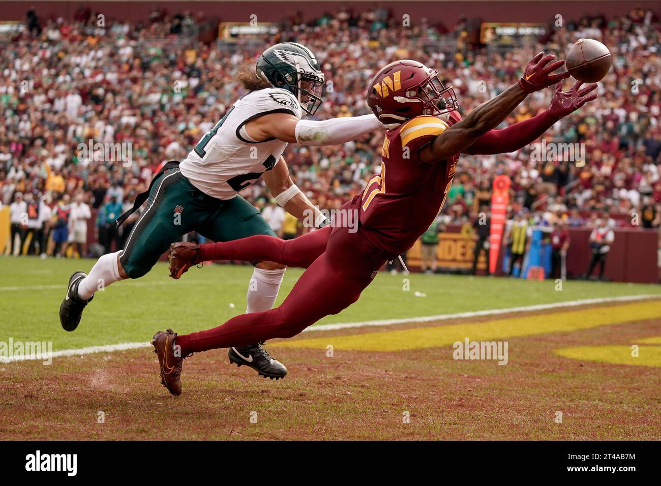 Washington Commanders wide receiver Terry McLaurin (17) misses making a ...
