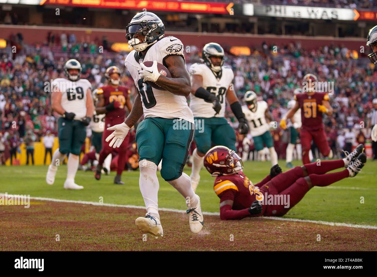 Philadelphia Eagles running back D'Andre Swift (0) scores on Washington ...