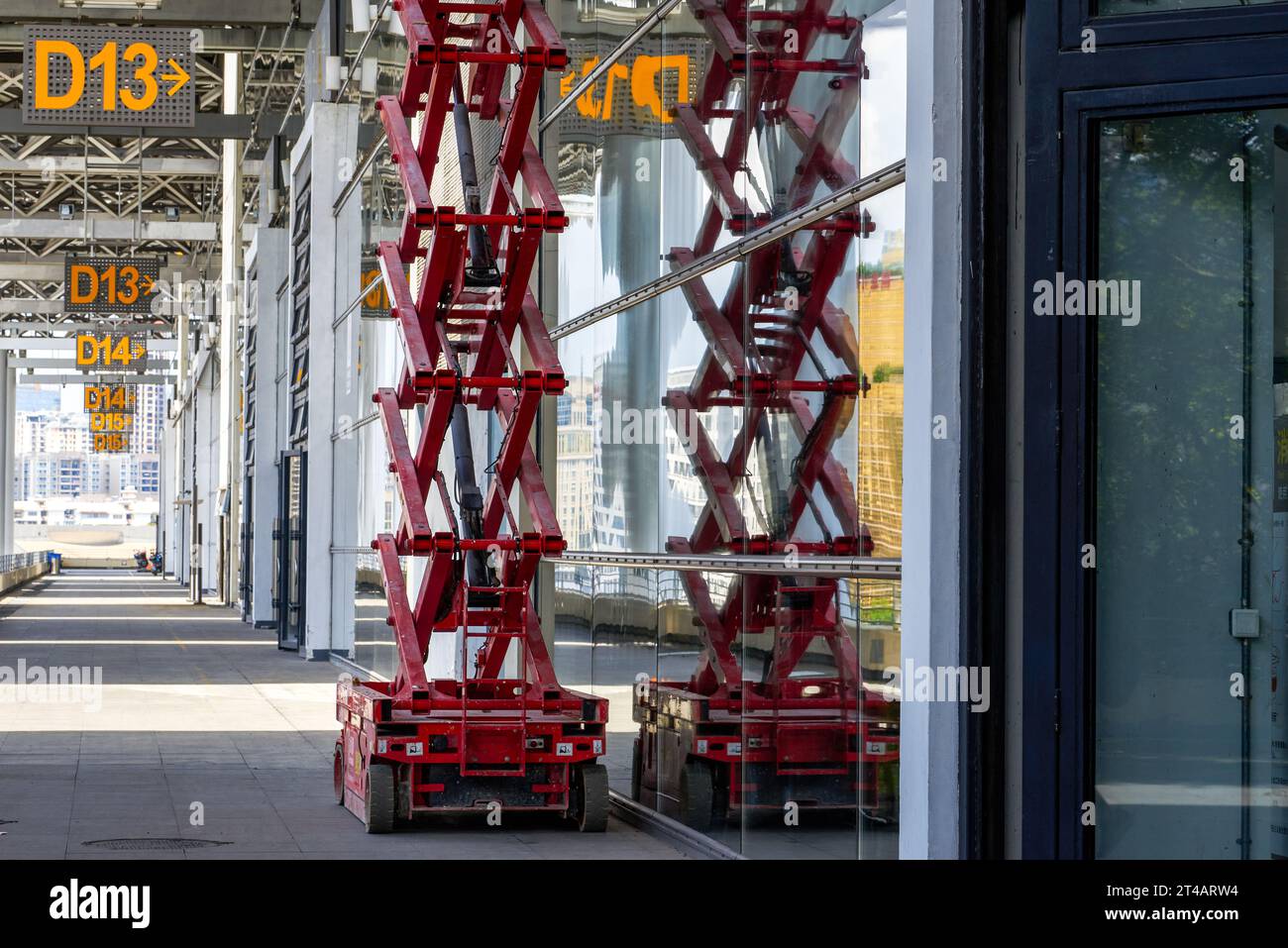 Personal lifting equipment for exhibition setup used in convention and ...