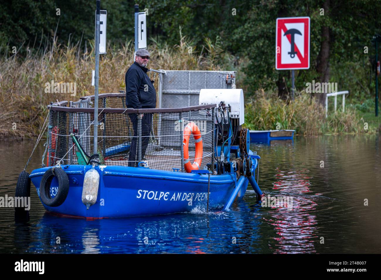 Stolpe, Germany. 26th Oct, 2023. Ferryman Ulf Radicke takes the small ...