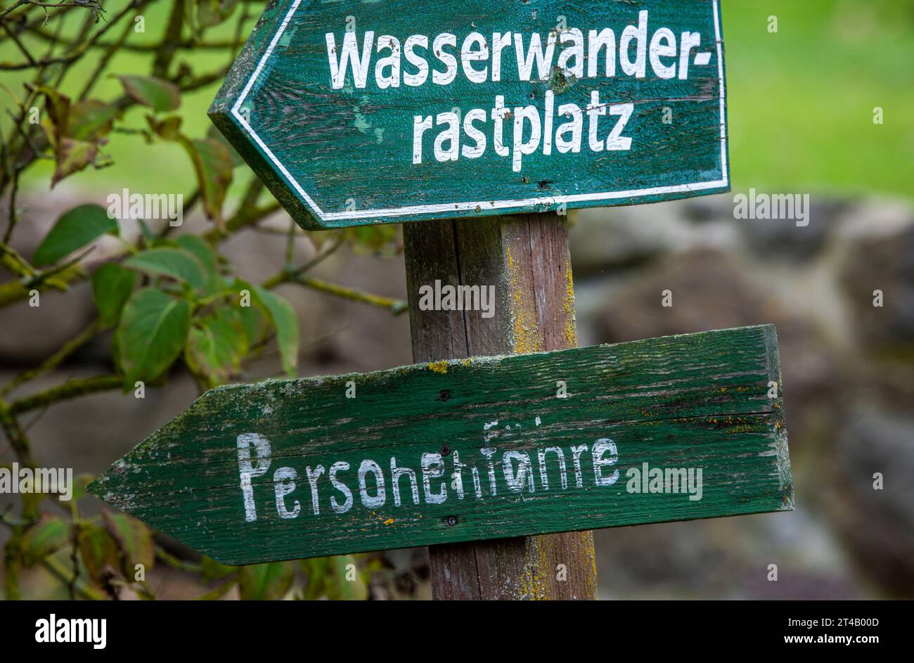 Stolpe, Germany. 26th Oct, 2023. The wooden signpost shows the ...