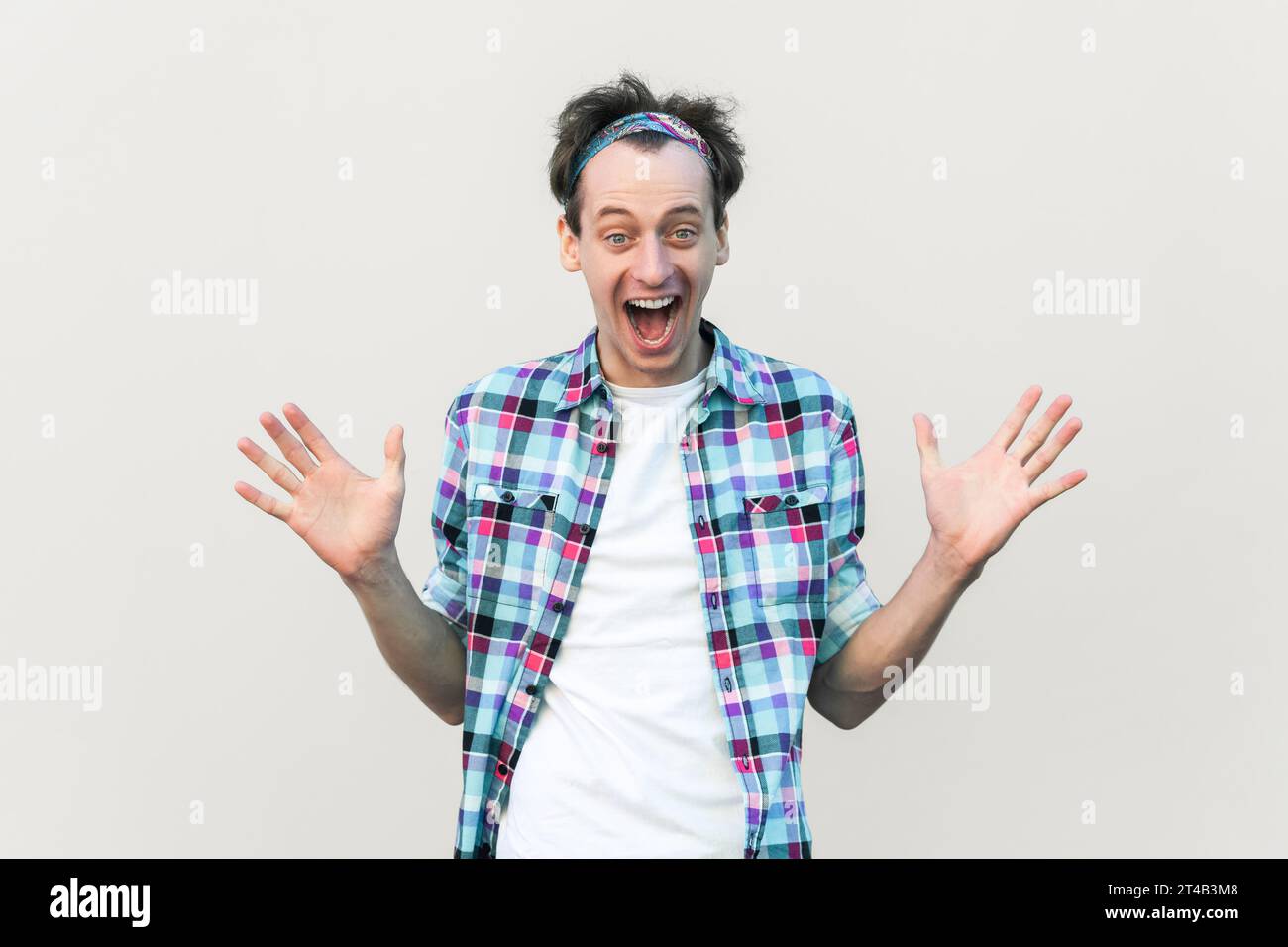 Surprised attractive man keeps jaw dropped and eyes widely opened, has ...