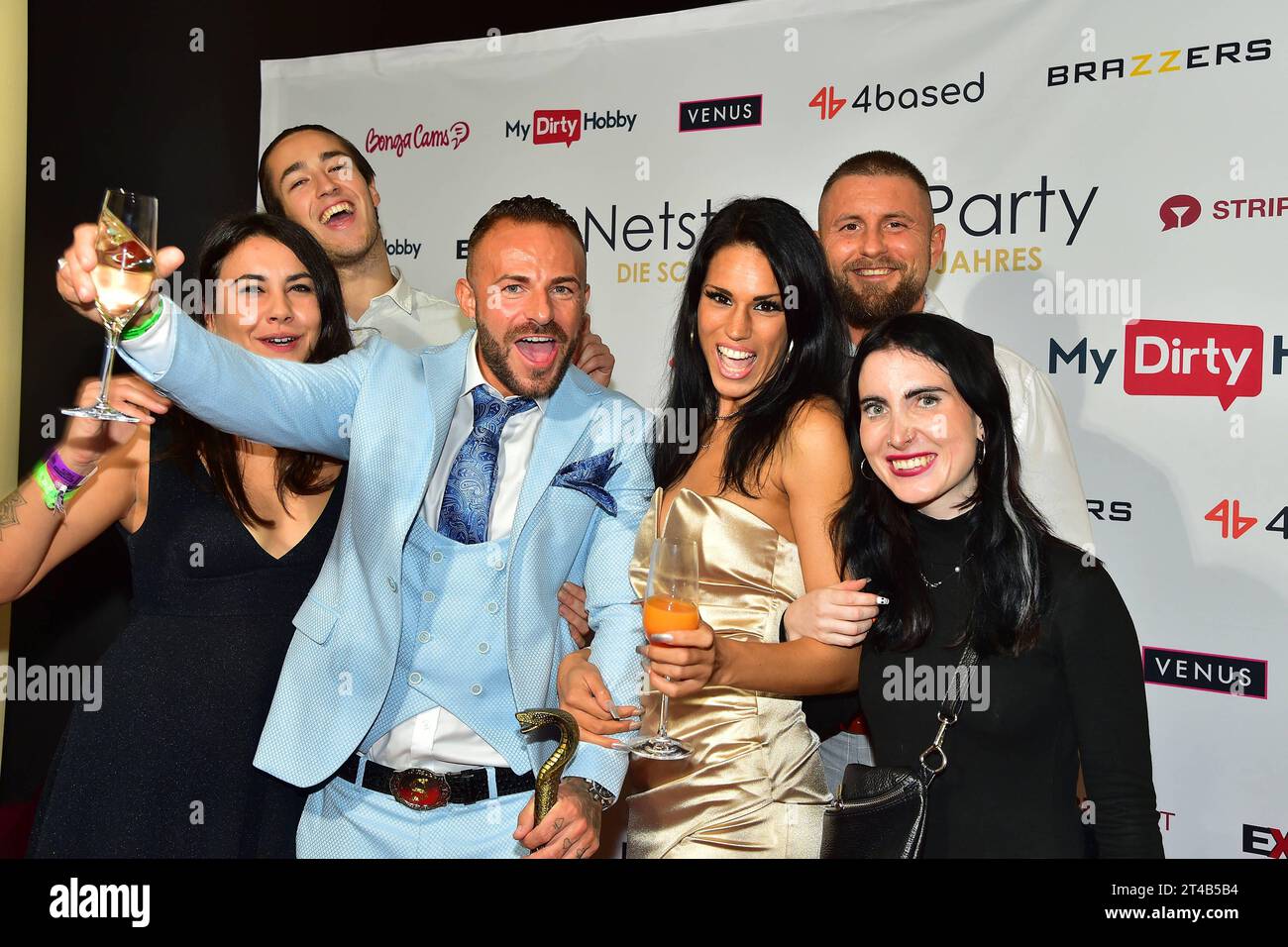 NETSTARS.TV Party zur 26 Venus in Berlin Snake-Dave Darsteller im Blauen Anzug mit Freunde roter ...