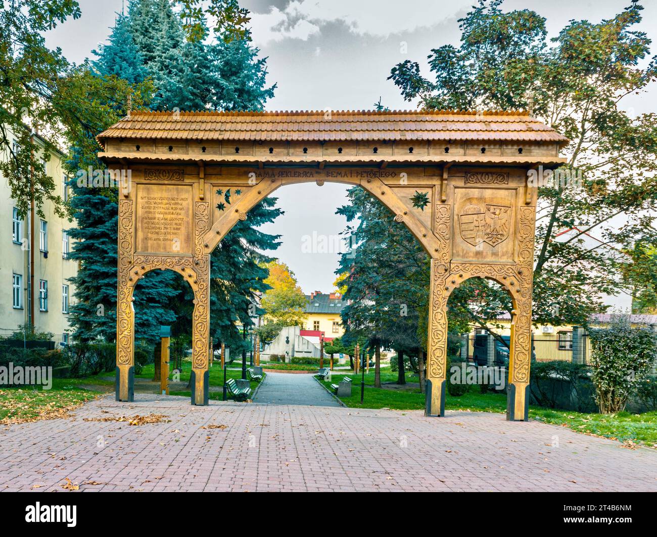 Wooden carved gate hi-res stock photography and images - Alamy