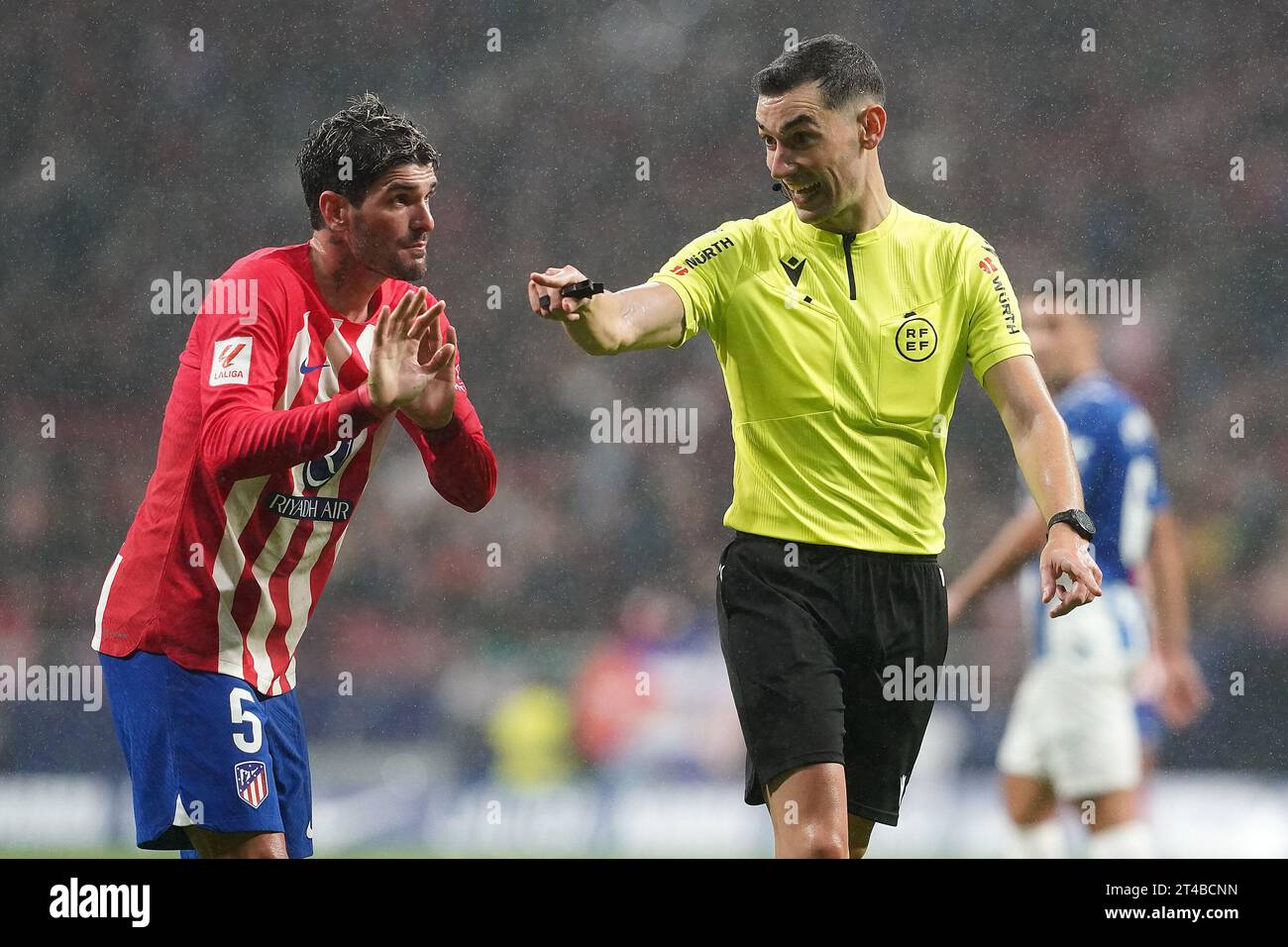 Madrid, Spain. 29th Oct, 2023. Spanish referee Alejandro Muniz Ruiz (r) has words with Atletico ...