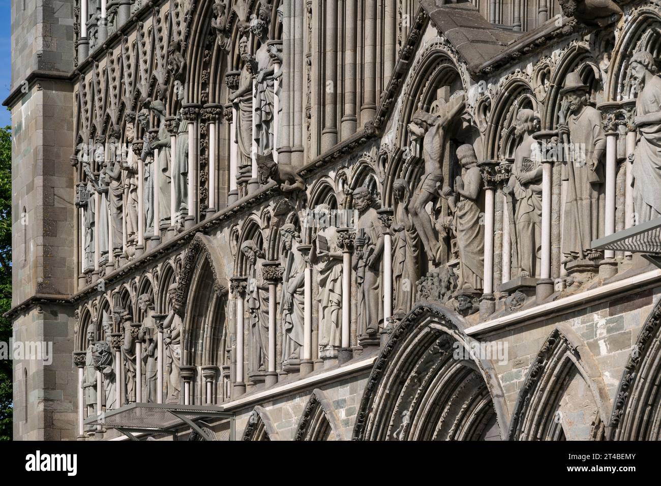 Holy figures at the entrance portal with columns, Nidaros Cathedral ...