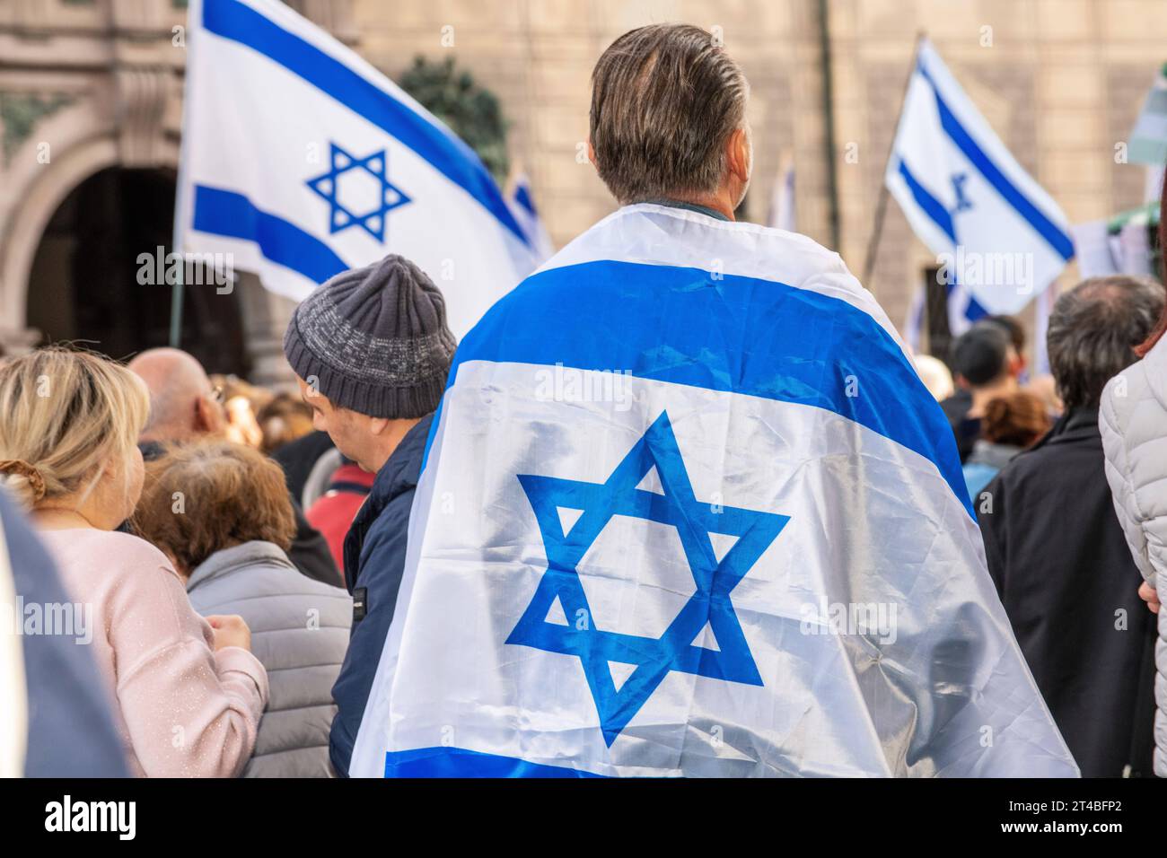 Solidarität mit Israel, Teilnehmer hat sich symbolisch in Israel-Flagge ...