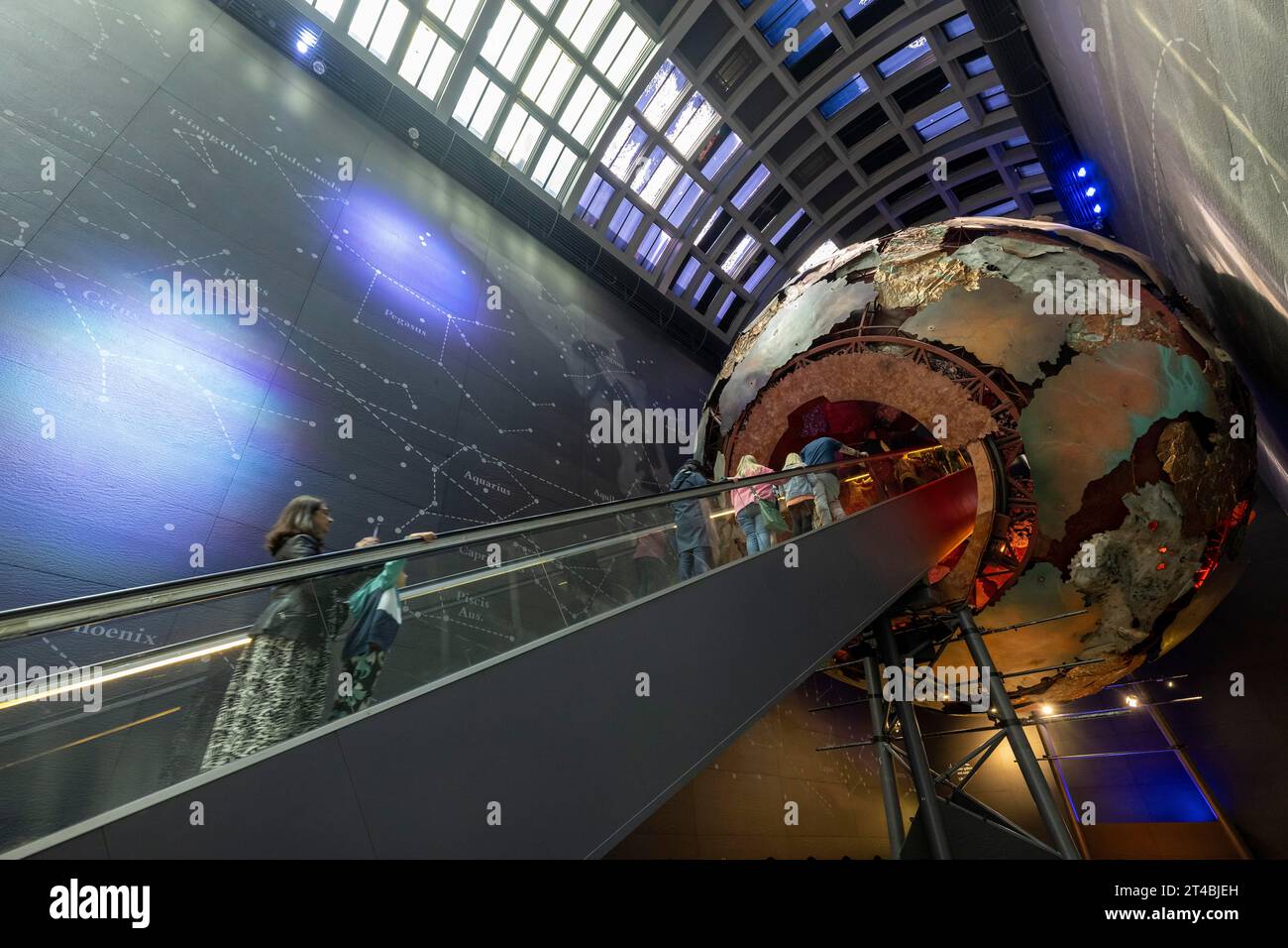 Natural history museum earth hall hi-res stock photography and images ...