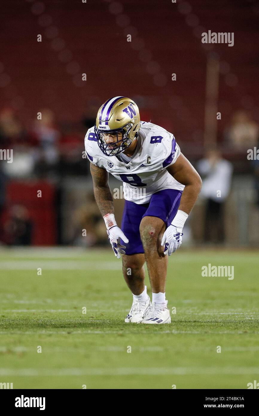 Washington Huskies defensive end Bralen Trice (8) gets set for the snap ...