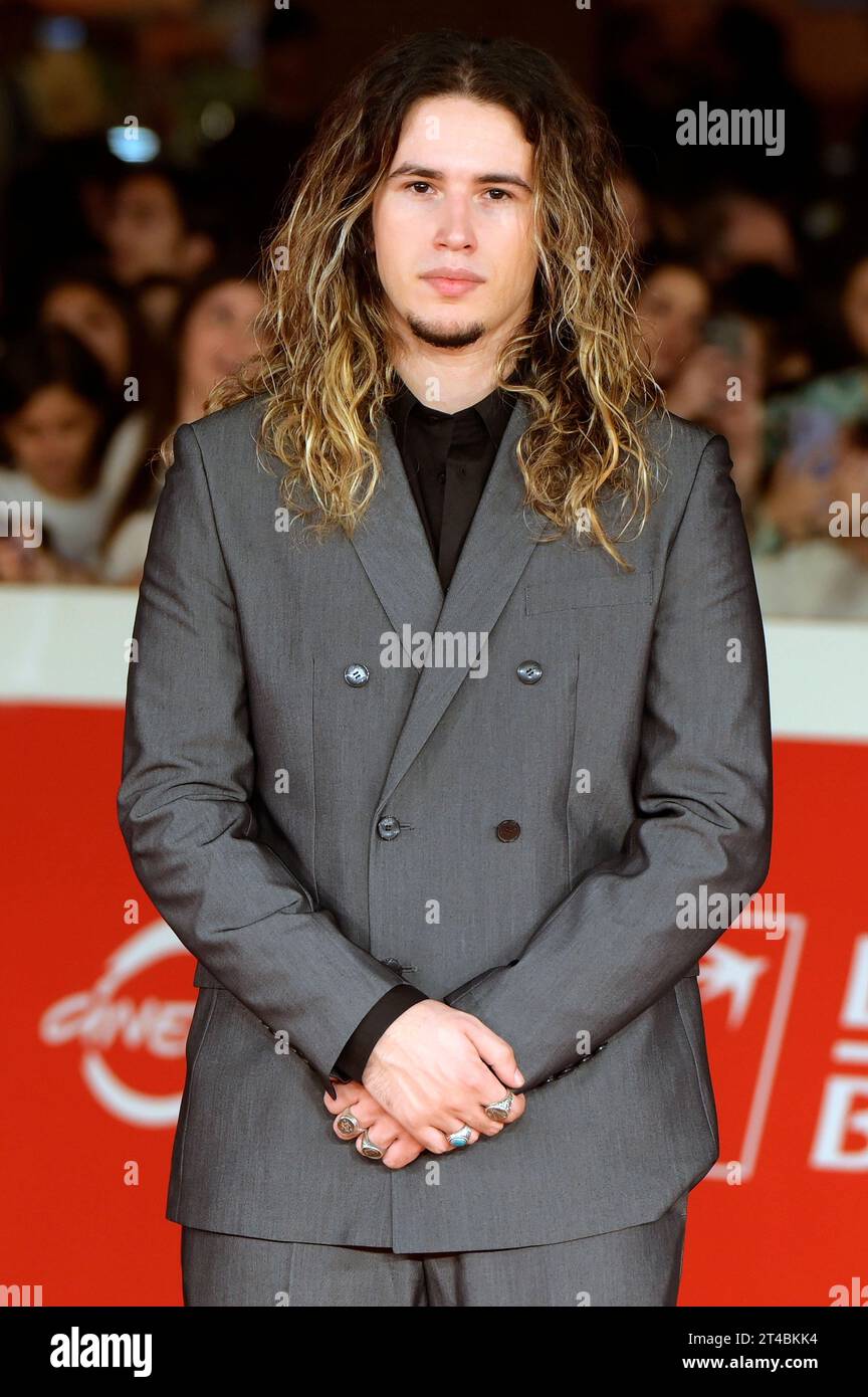 Francesco Panarella bei der Premiere des Kinofilms Mare Fuori 4 auf dem ...