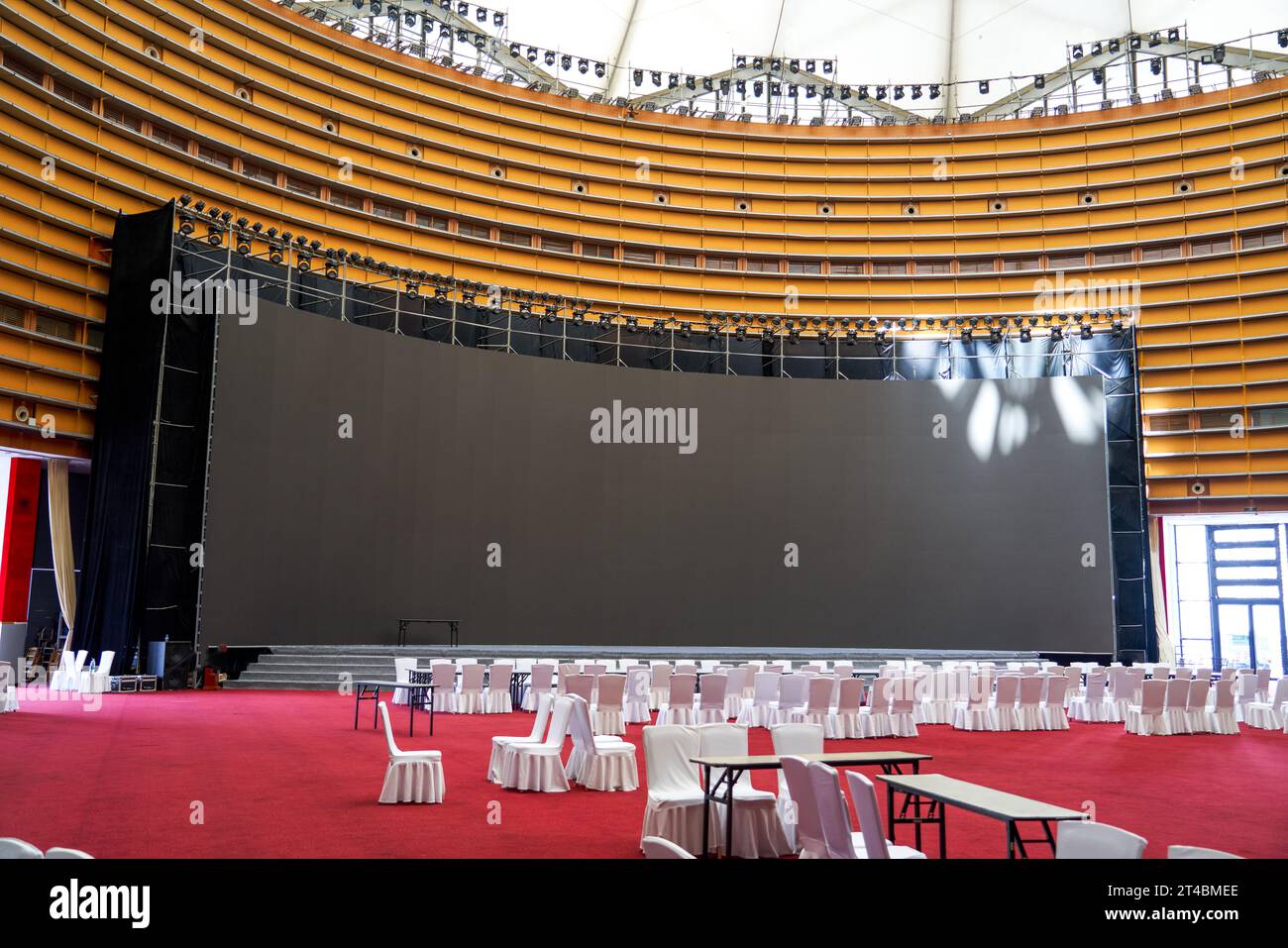 Banquet in front house hi-res stock photography and images - Alamy