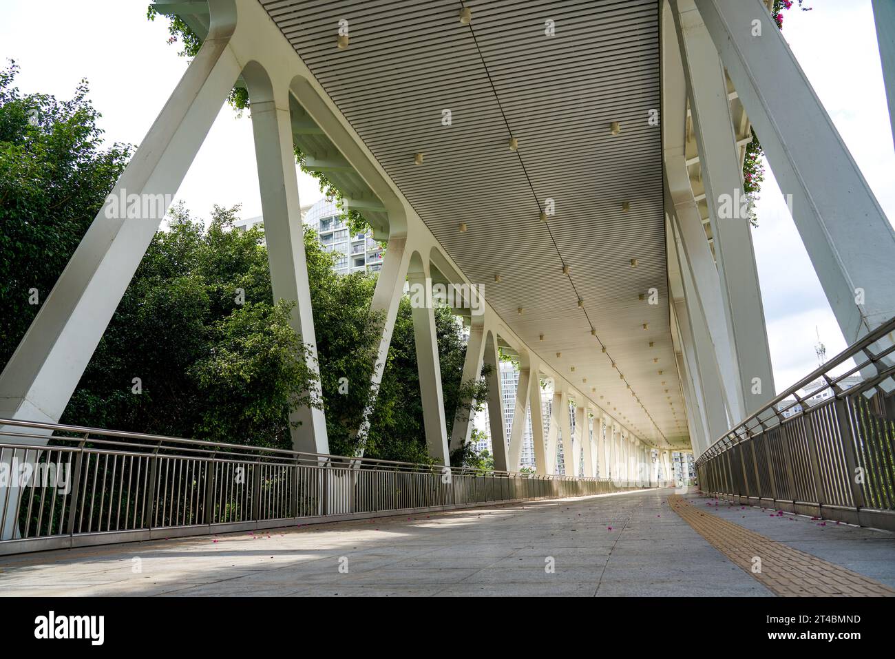 Pedestrian overpasses hi-res stock photography and images - Alamy