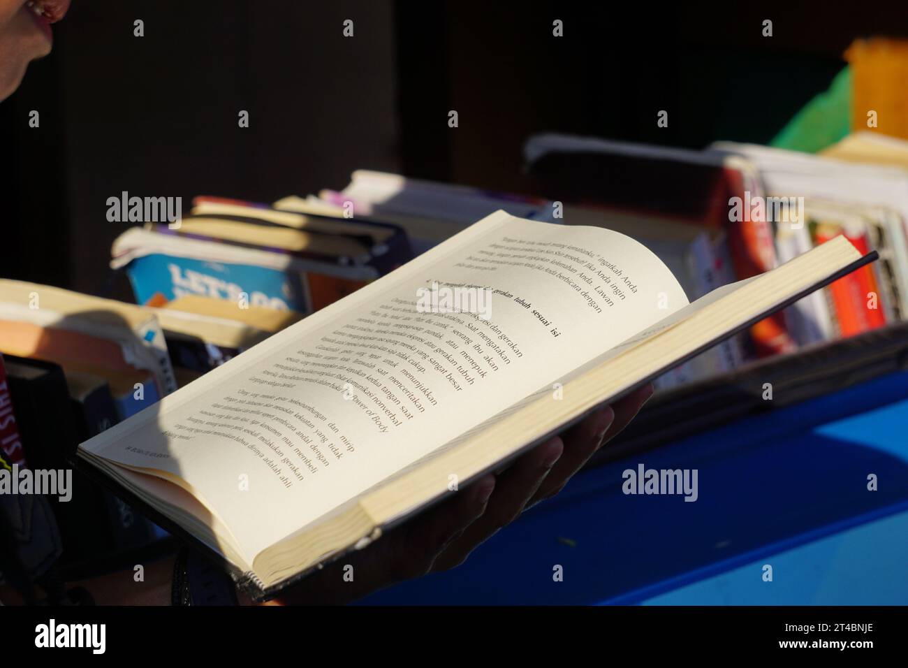 Crowded library books hi-res stock photography and images - Alamy