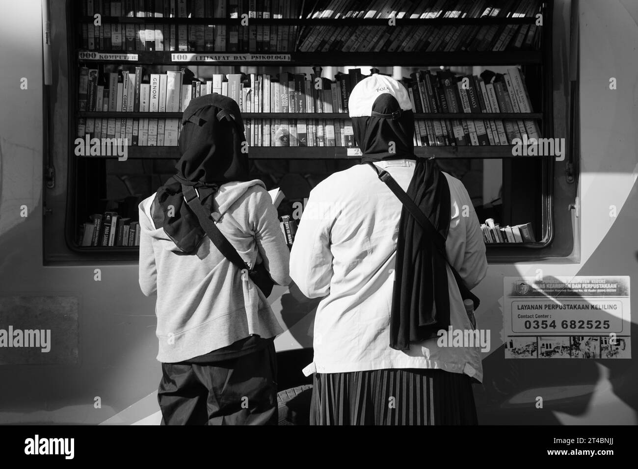 Crowded library Black and White Stock Photos & Images - Alamy