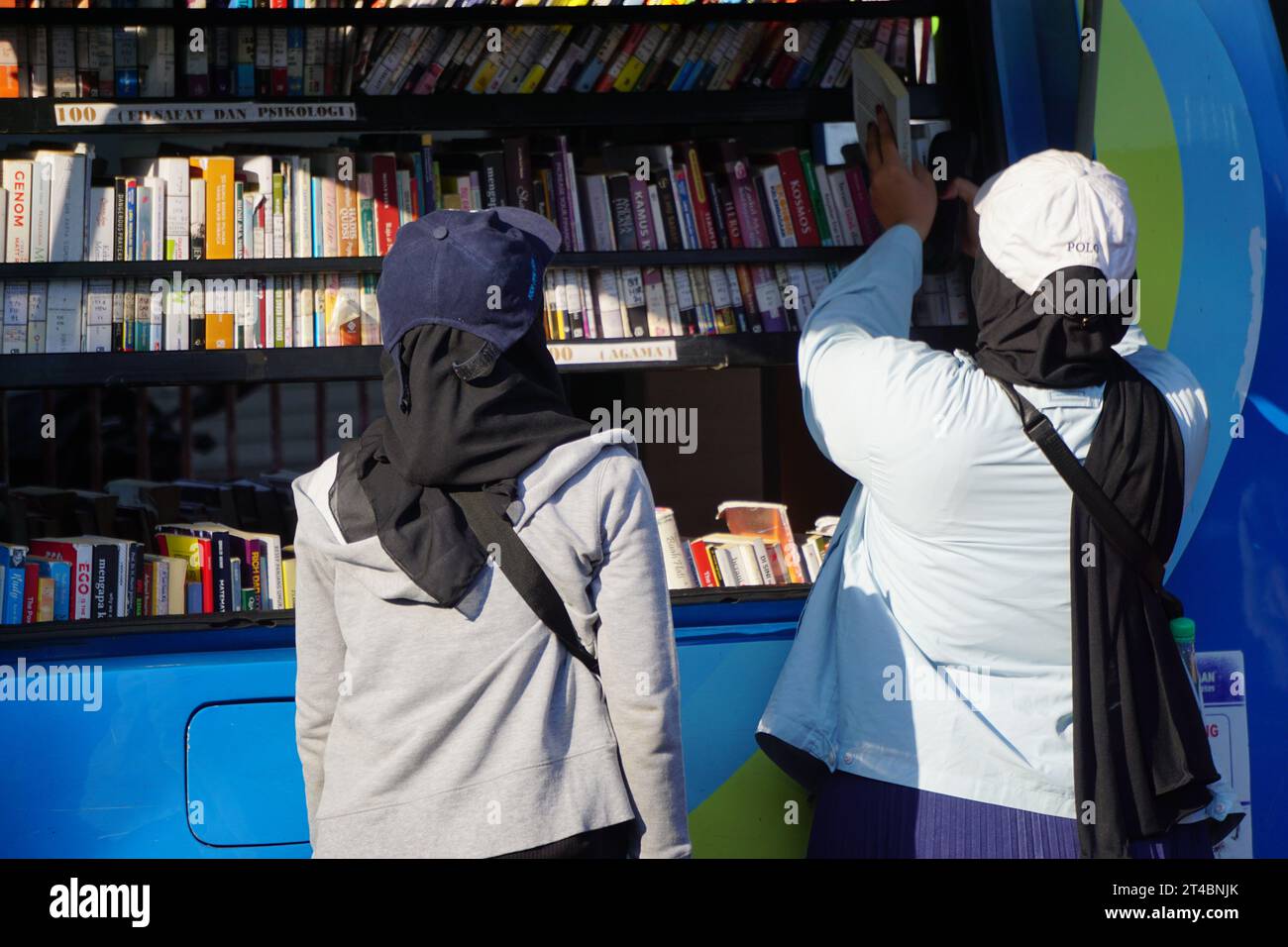 Crowded library books hi-res stock photography and images - Alamy