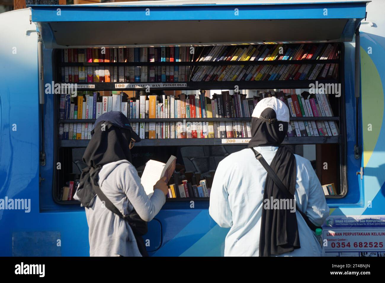 Crowded library books hi-res stock photography and images - Alamy