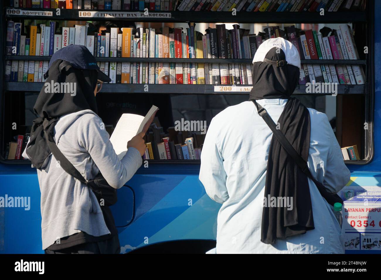 Crowded library books hi-res stock photography and images - Alamy