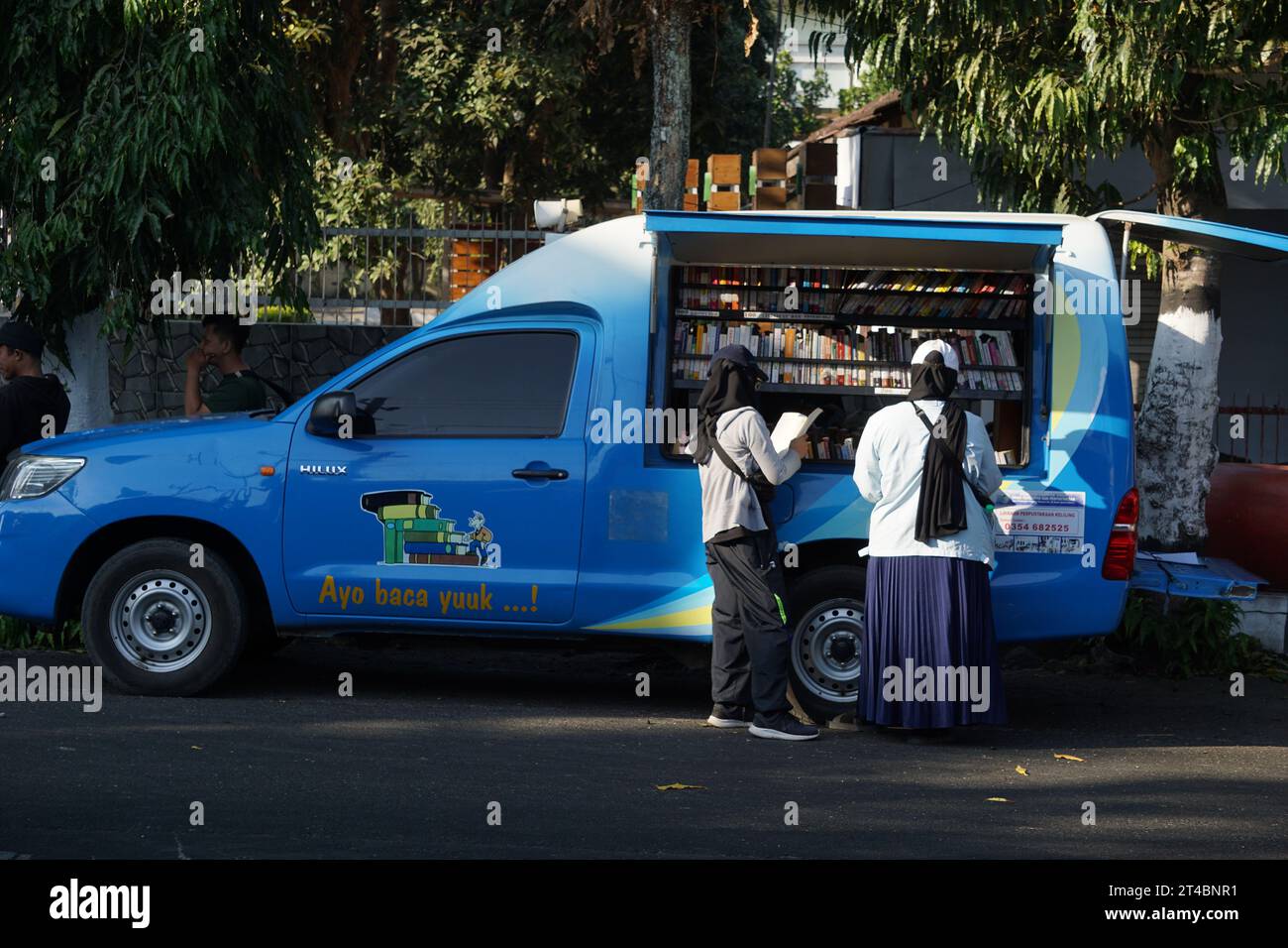 Crowded library books hi-res stock photography and images - Alamy