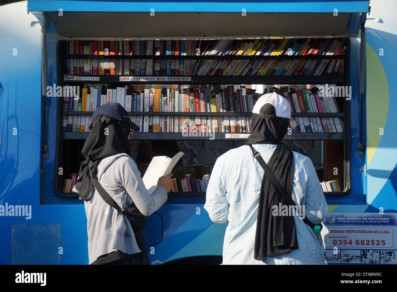 Crowded library books hi-res stock photography and images - Alamy