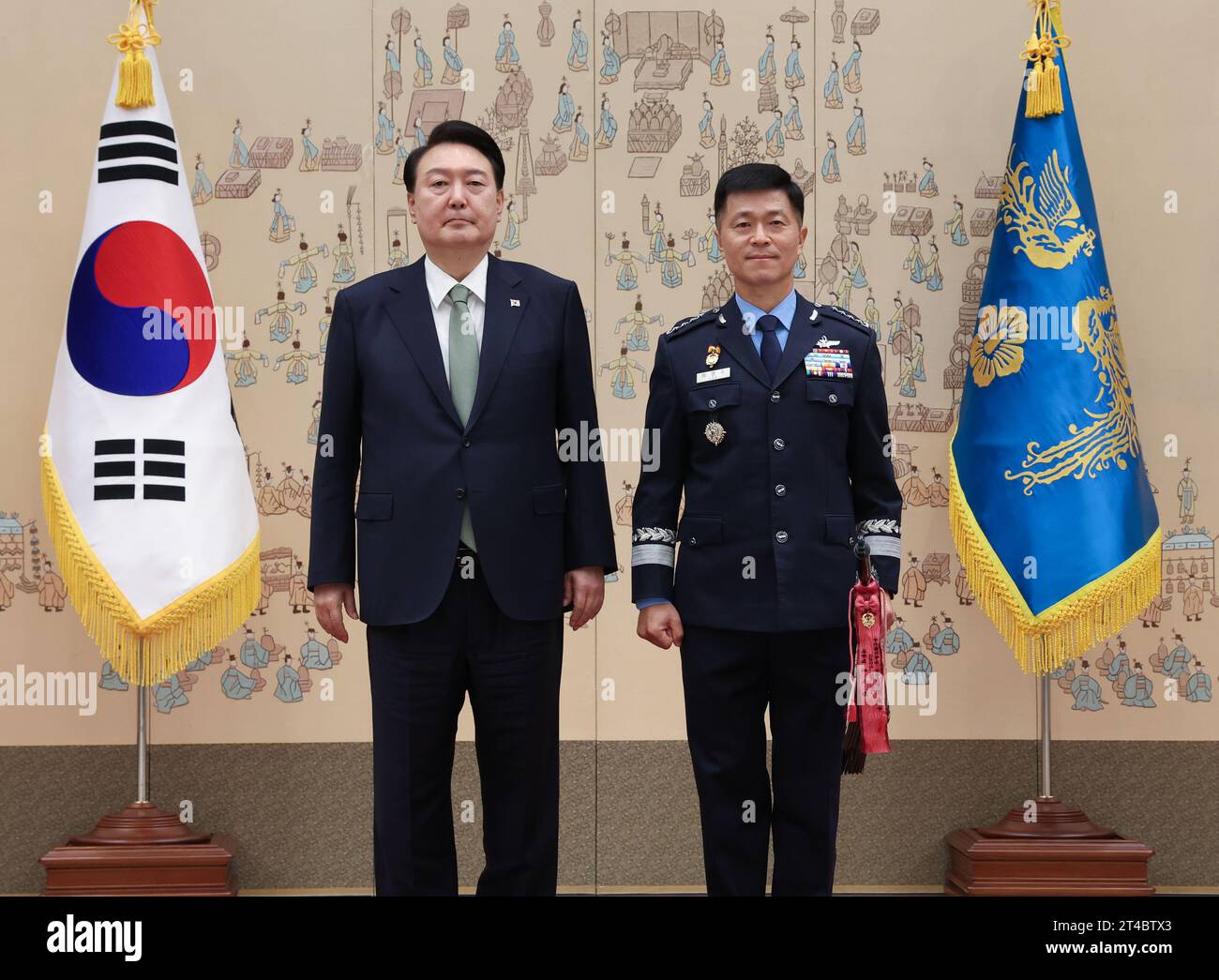 30th Oct, 2023. Yoon attends ceremony for new Air Force chief President Yoon Suk Yeol (L) poses ...