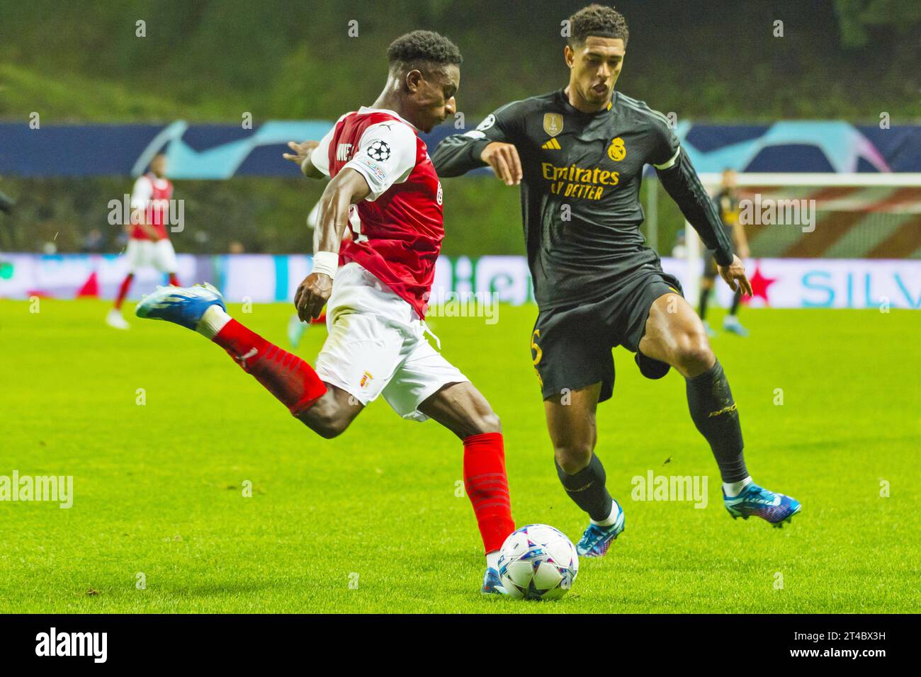 Joe Mendes of Braga and Jude Bellingham of Real Madrid during the UEFA ...