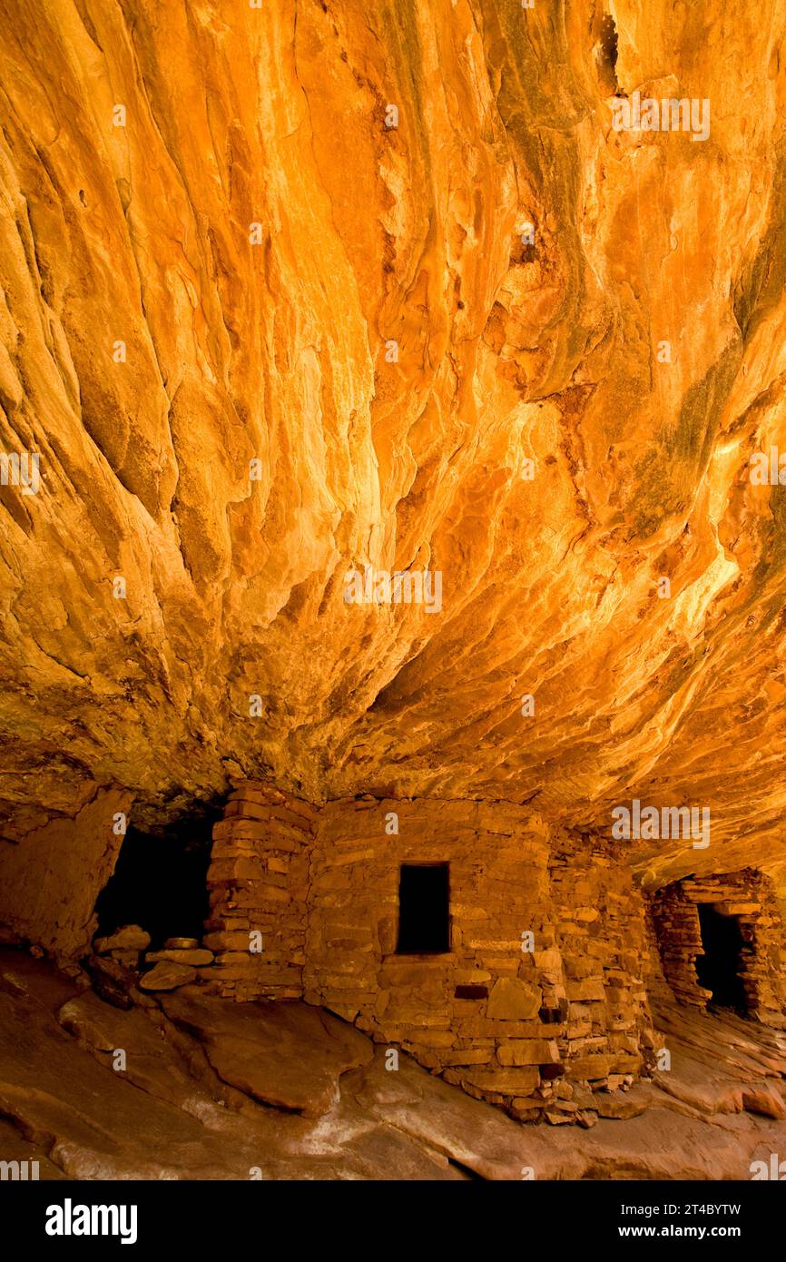Native american cliff dwelling ruins in mule canyon hi-res stock ...