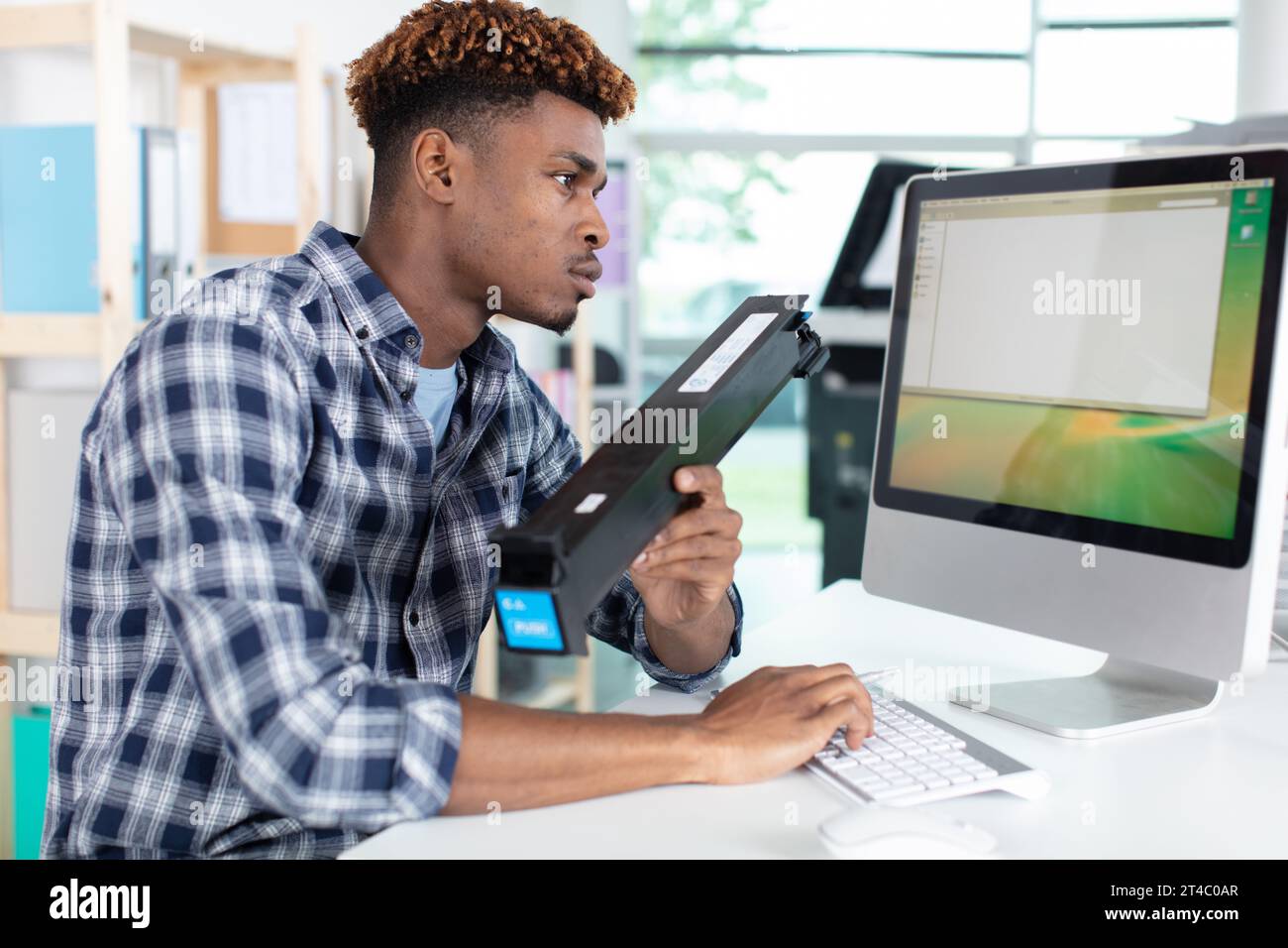 Fixing computer african hi-res stock photography and images - Alamy