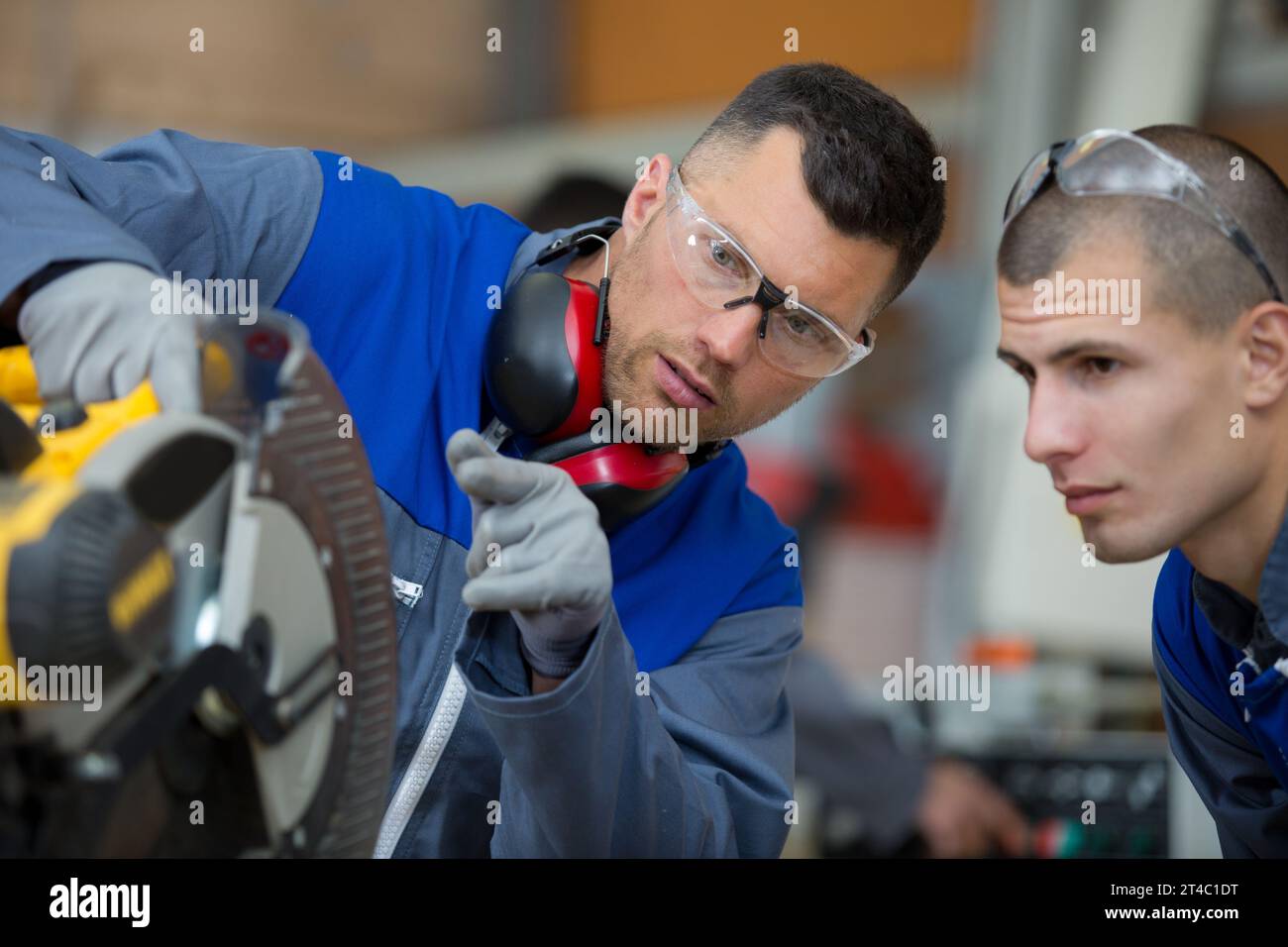 apprentice learning how to use a circular saw Stock Photo - Alamy