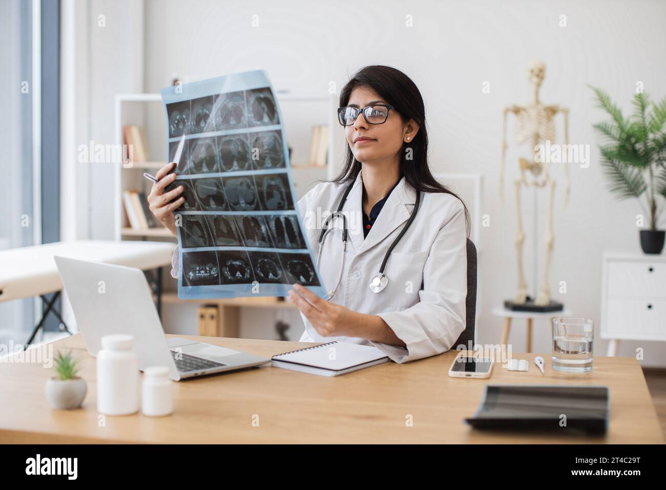Studying brain scans hi-res stock photography and images - Alamy