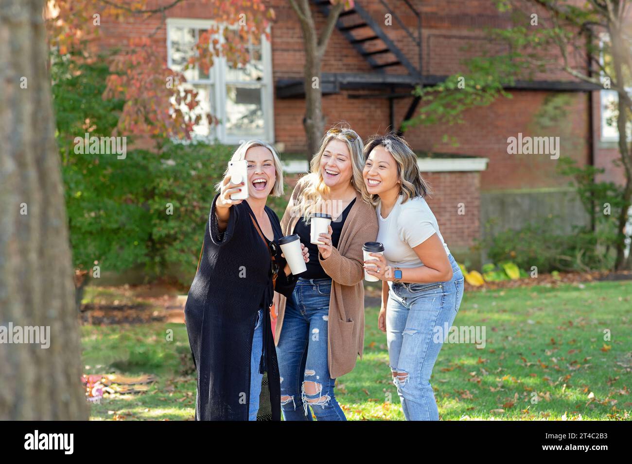 Girls posing for a picture hi-res stock photography and images - Alamy