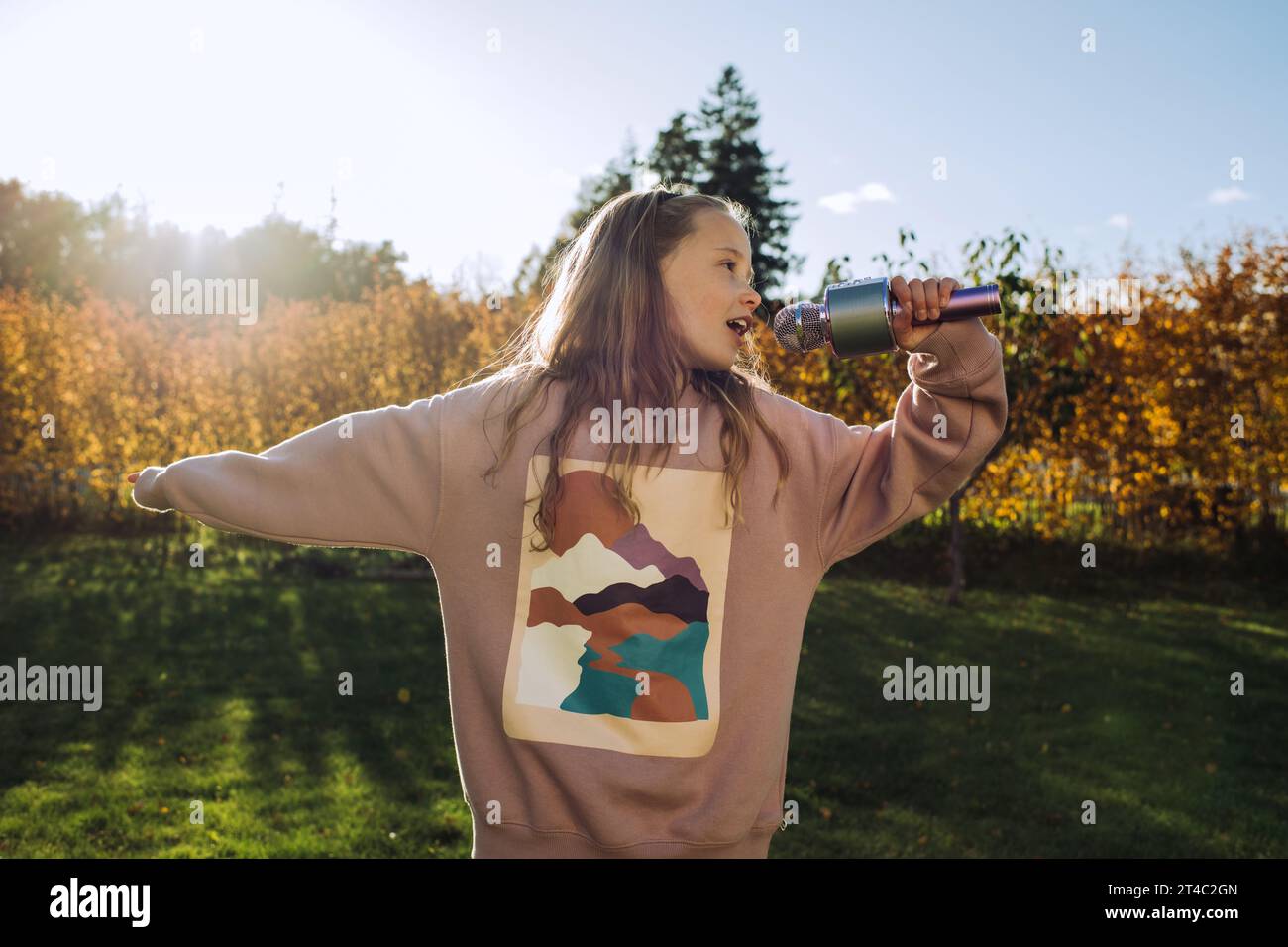 Girl singer sunset hi-res stock photography and images - Alamy