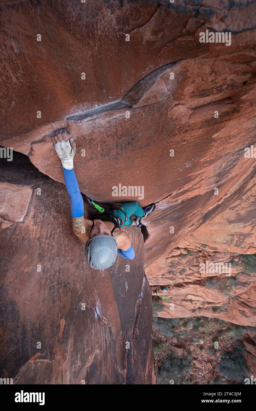 Desert Rock Climbing Woman Near Las Vegas Stock Photo - Alamy